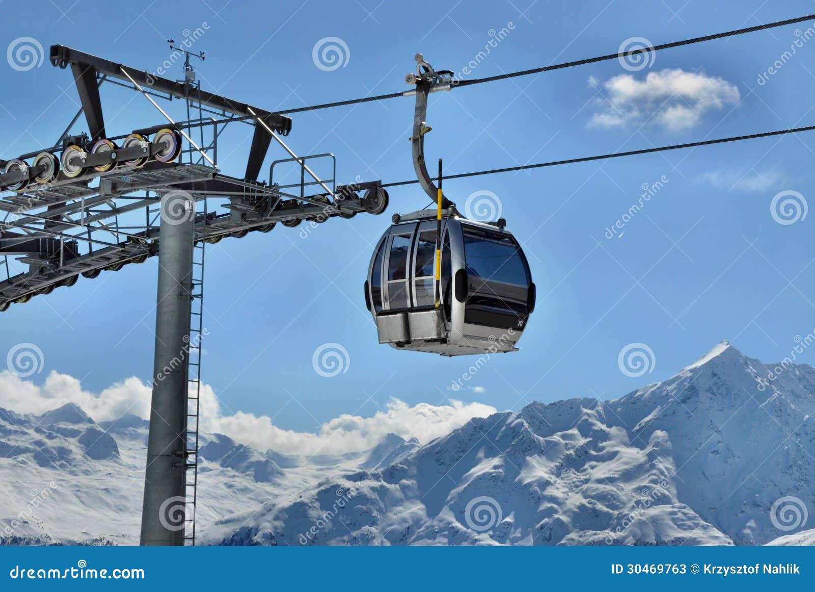 Cabina Di Funivia Della Gondola Immagine Stock - Immagine di collegare ...