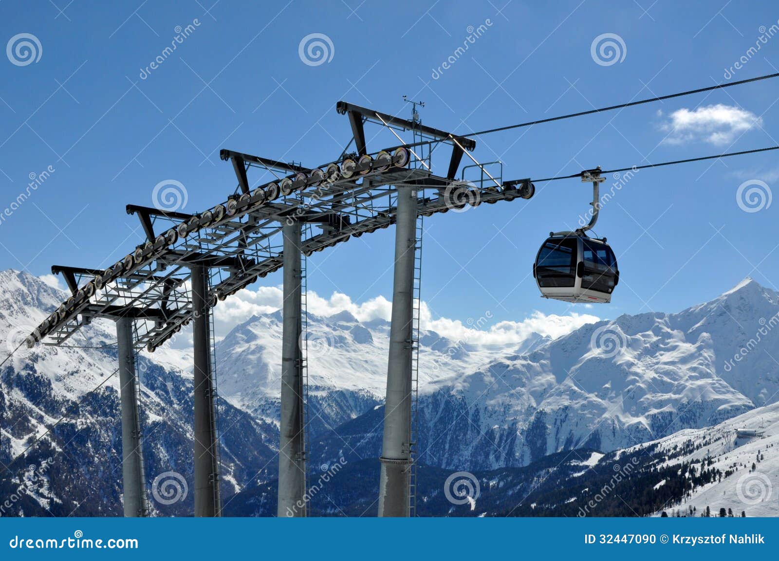 Cabina Di Funivia Della Gondola Fotografia Stock - Immagine di alberino ...