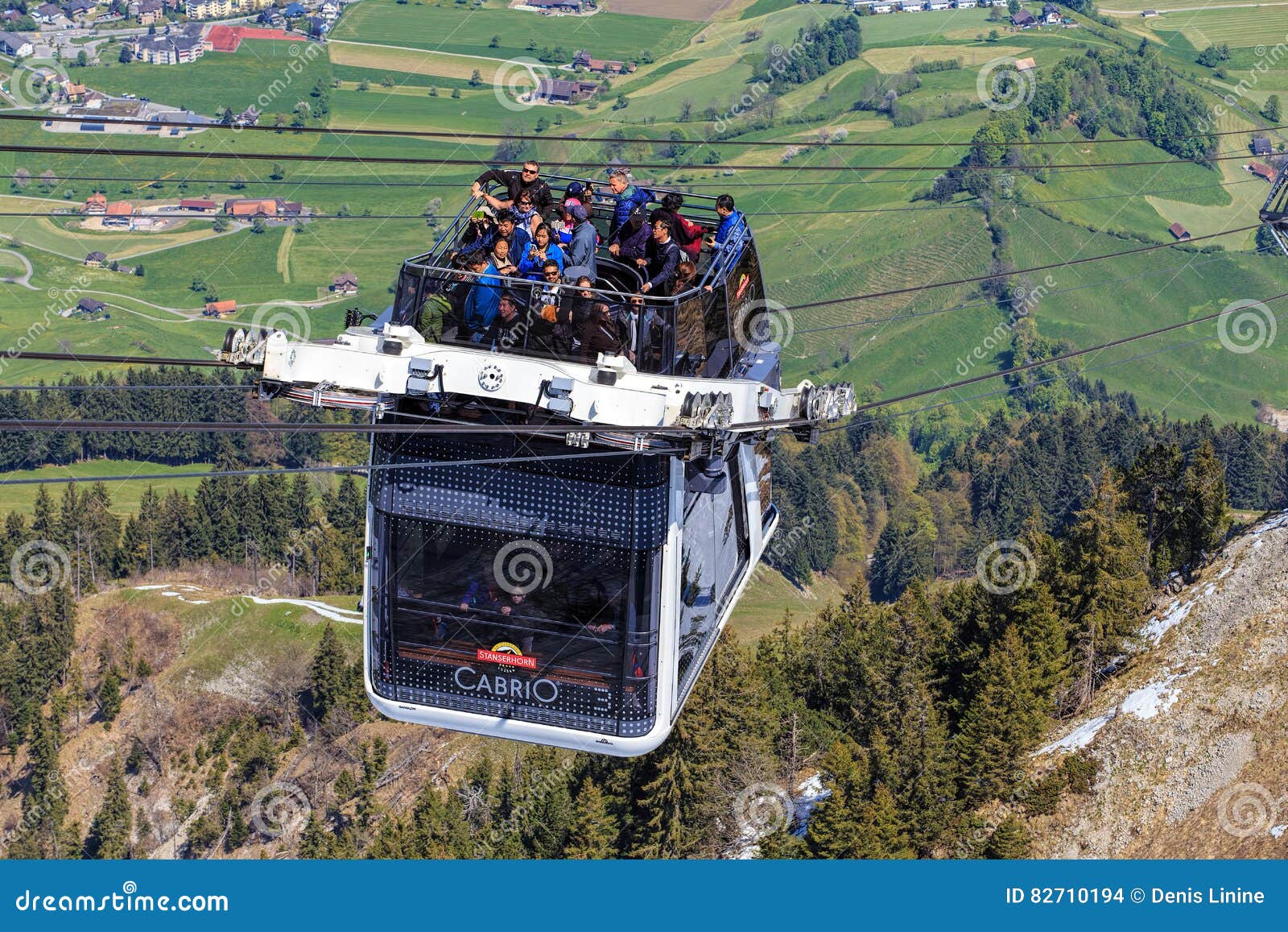 Cabina Di Funivia Di Stanserhorn Cabrio Immagine Stock Editoriale ...