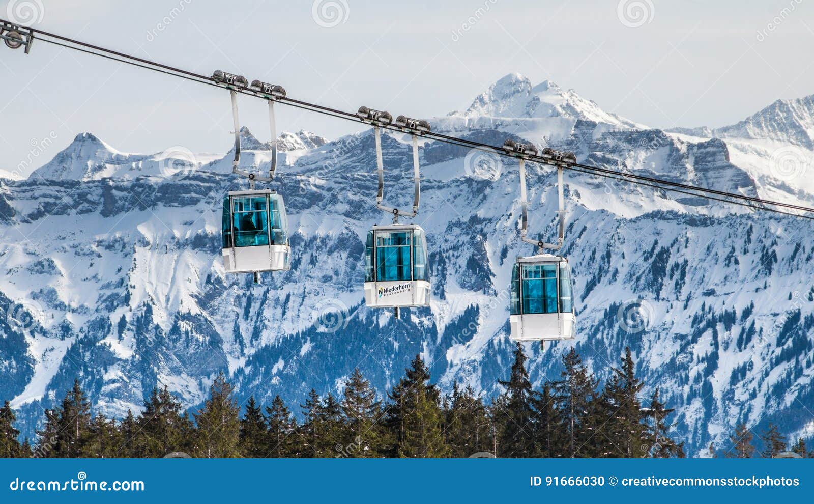 Cabina Di Funivia E Montagne Alpine Immagine. Immagine: 91666030