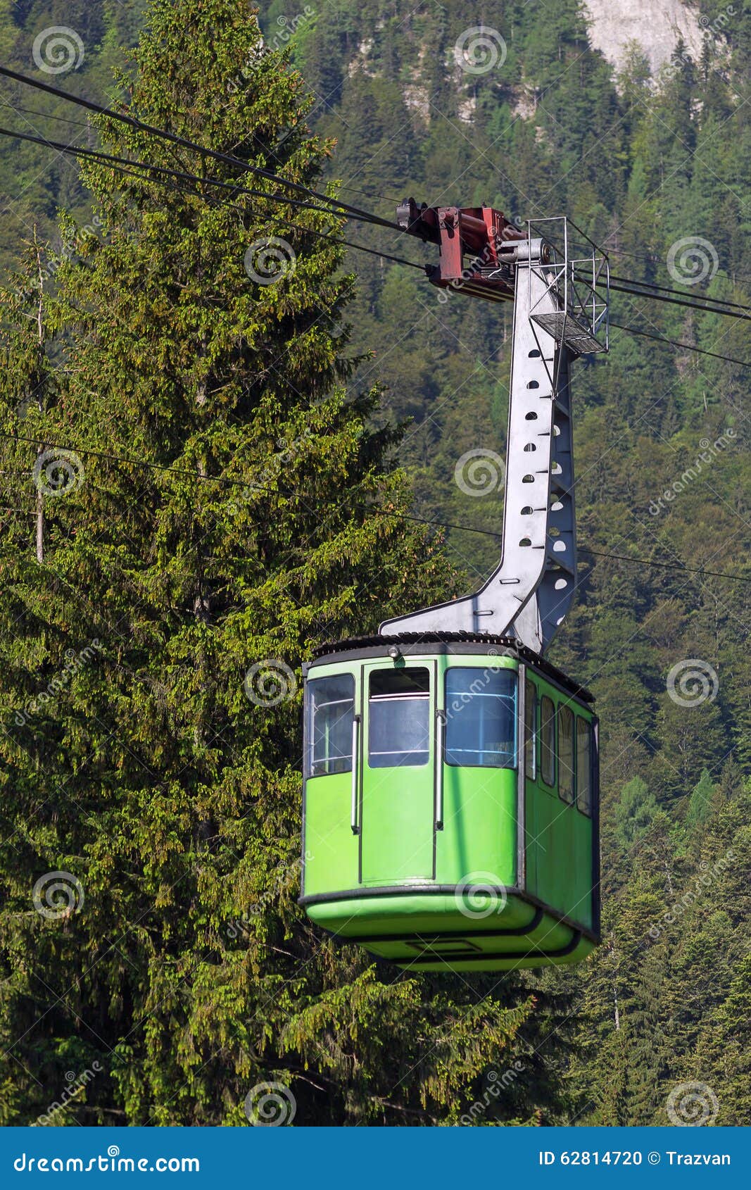 Cabina di funivia verde fotografia stock. Immagine di elevatore - 62814720