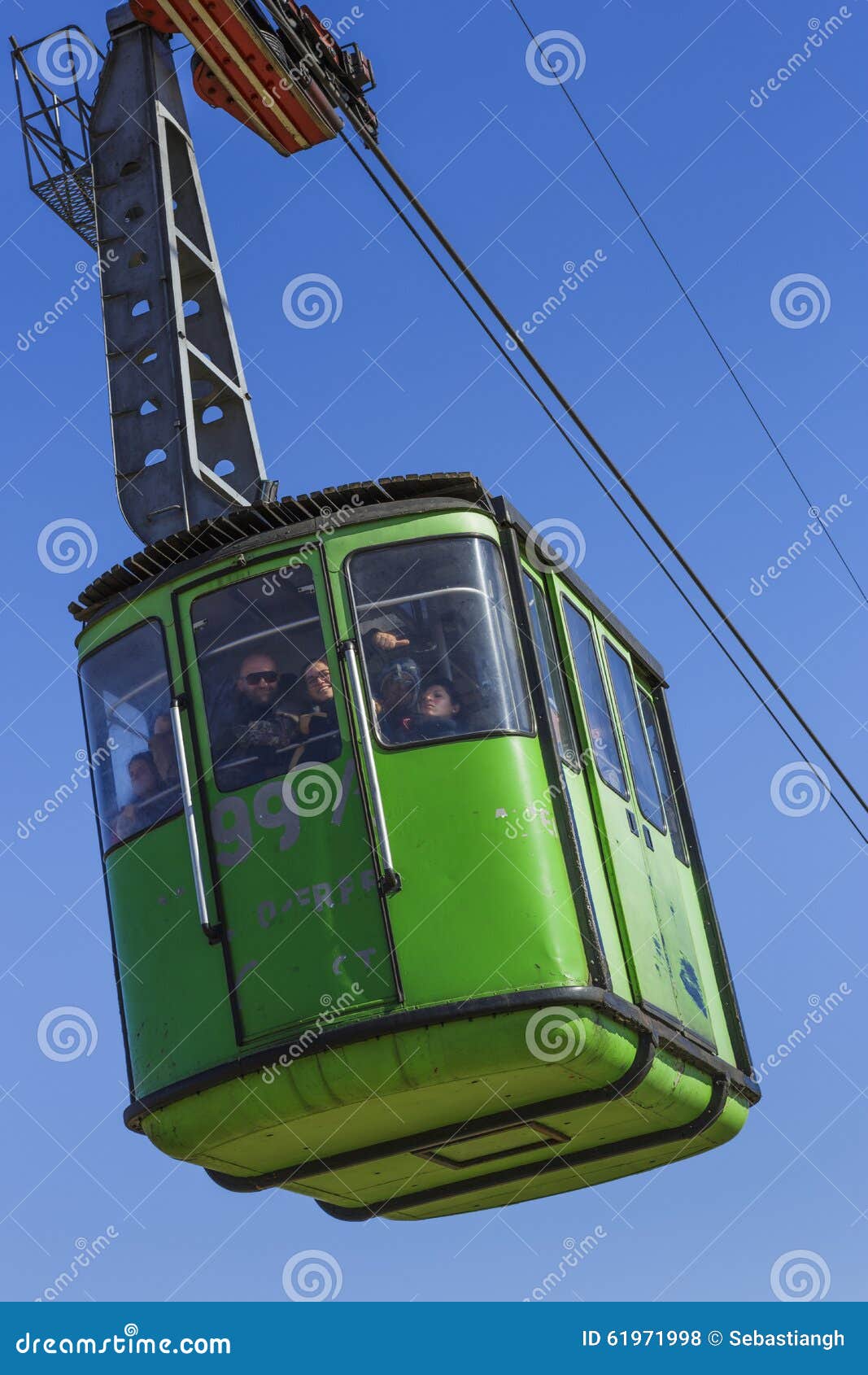 Cabina Verde Sopraelevata Della Cabina Di Funivia Fotografia Stock ...