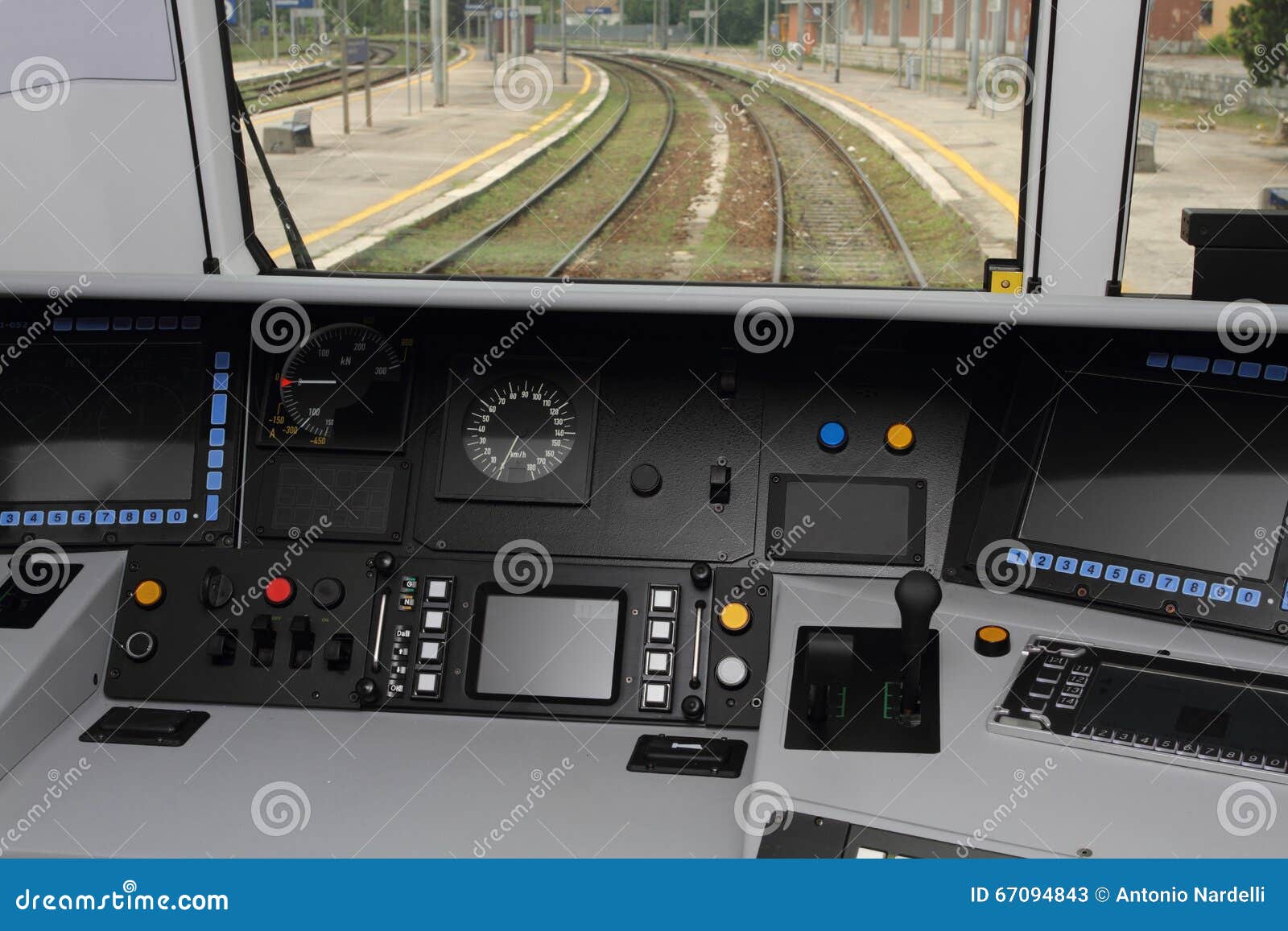 Cabine De Contrôle De Train Image stock - Image du opérateur, main ...