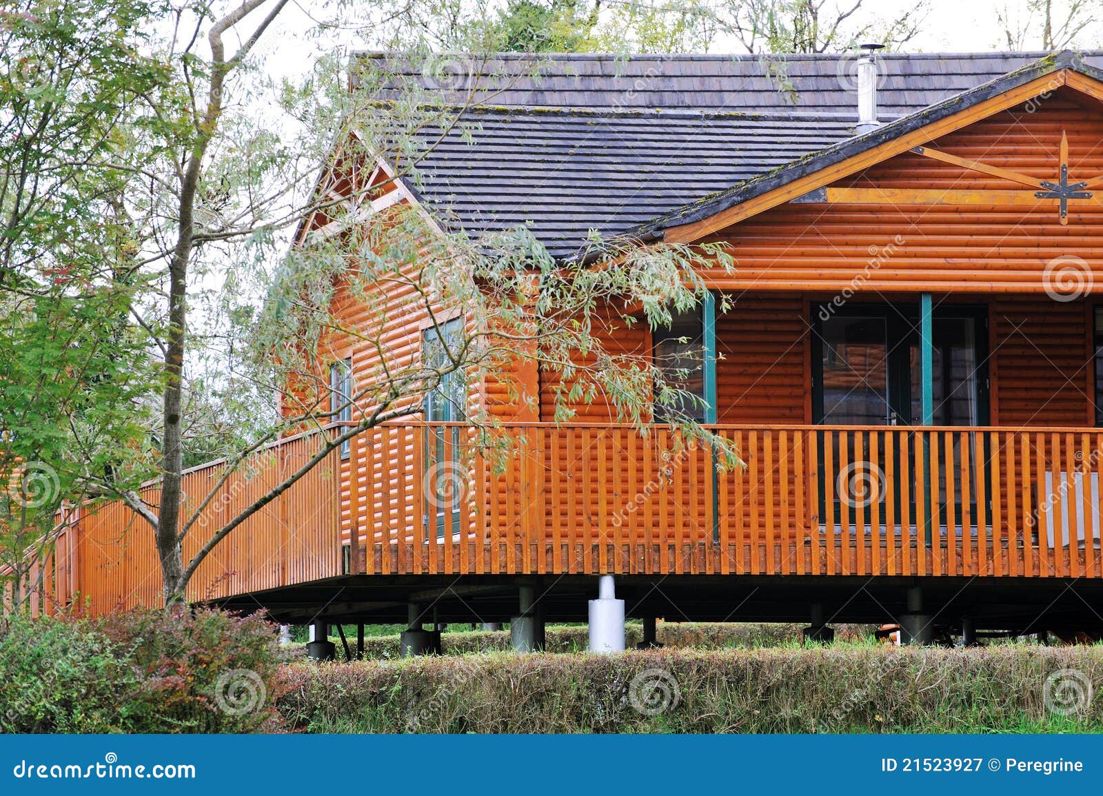 Cabine De Logarithme Naturel Dans Le Countrside Image stock - Image du details, carlingue: 21523927