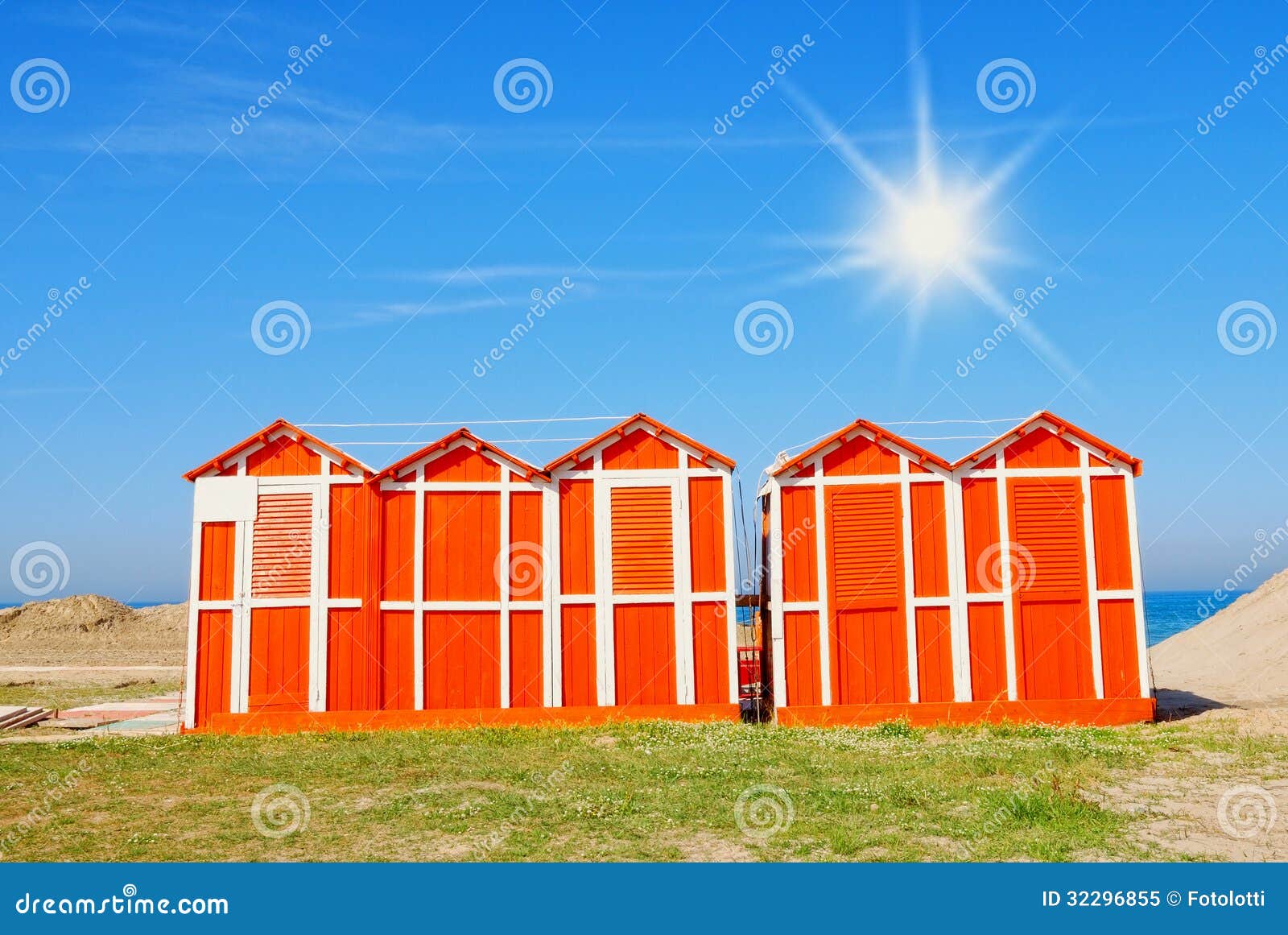 Cabine op het strand stock afbeelding. Image of lente - 32296855