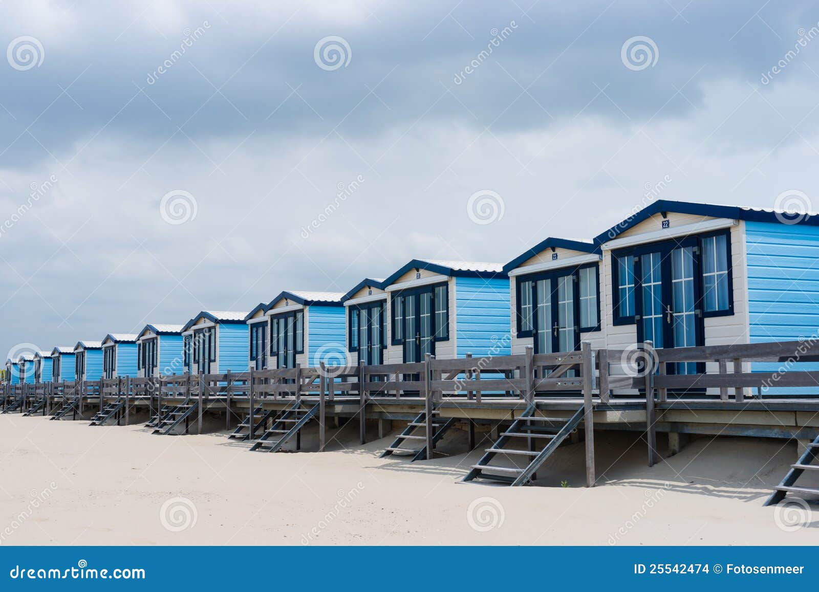 Cabines op het strand stock foto. Image of hemel, chalet - 25542474