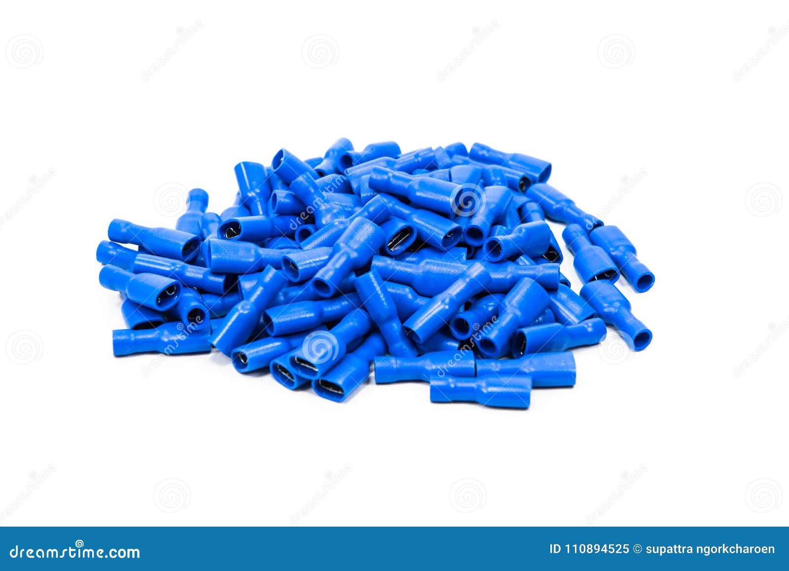 Cablagens no fundo branco imagem de stock. Imagem de industrial - 110894525