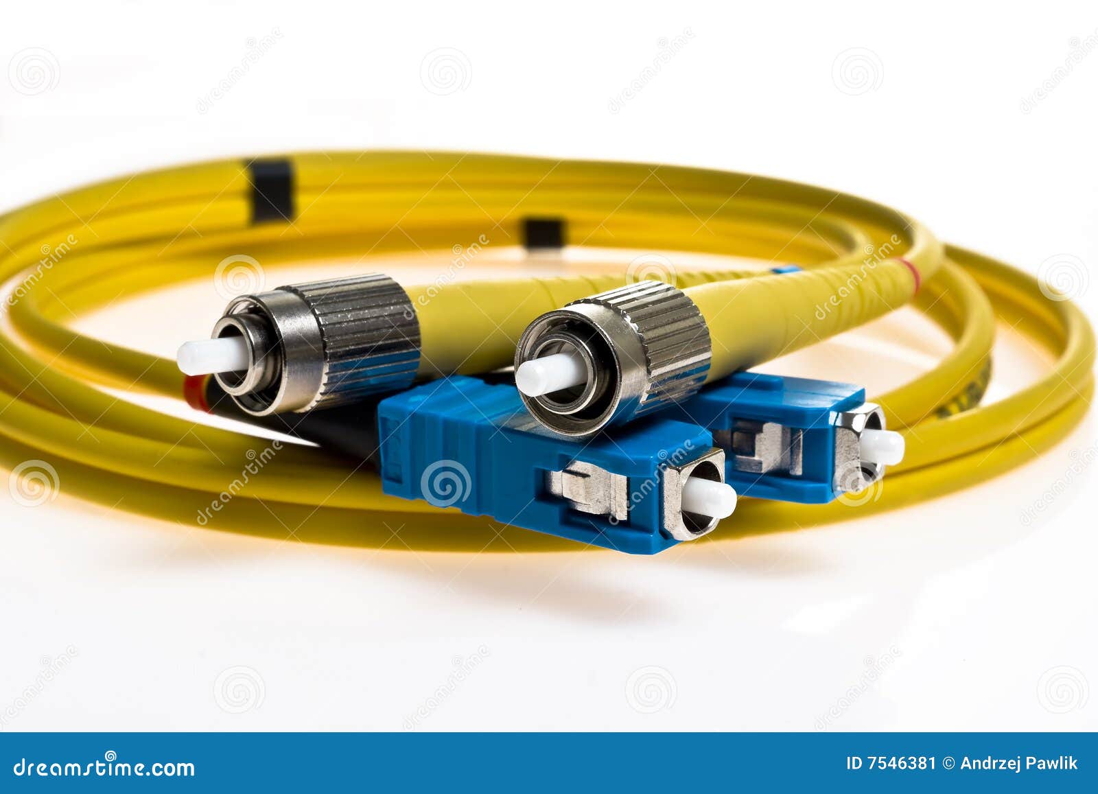 Cable óptico amarillo imagen de archivo. Imagen de fibra - 7546381