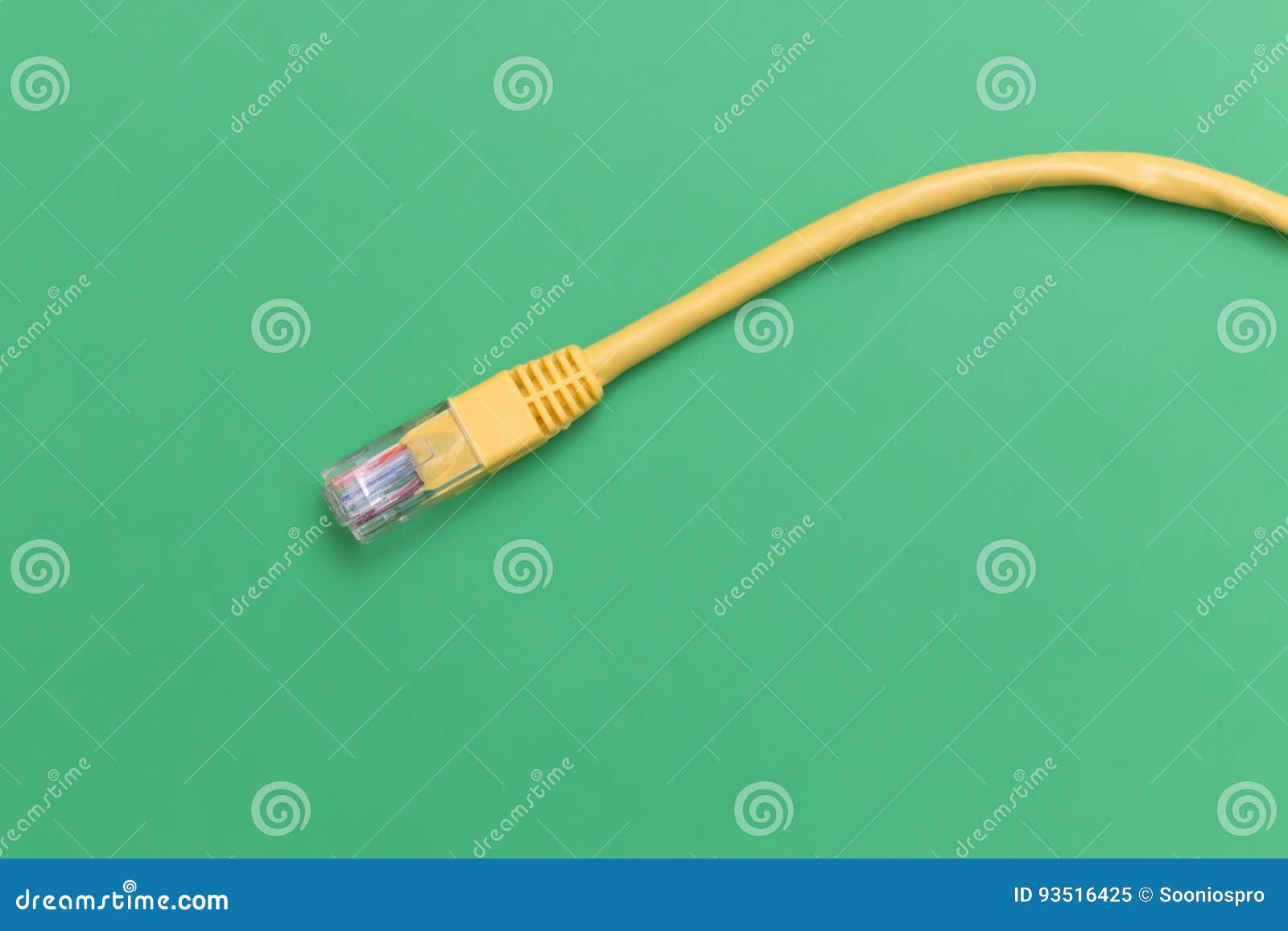 Cable Amarillo De La Red RJ45 Imagen de archivo - Imagen de fondo ...