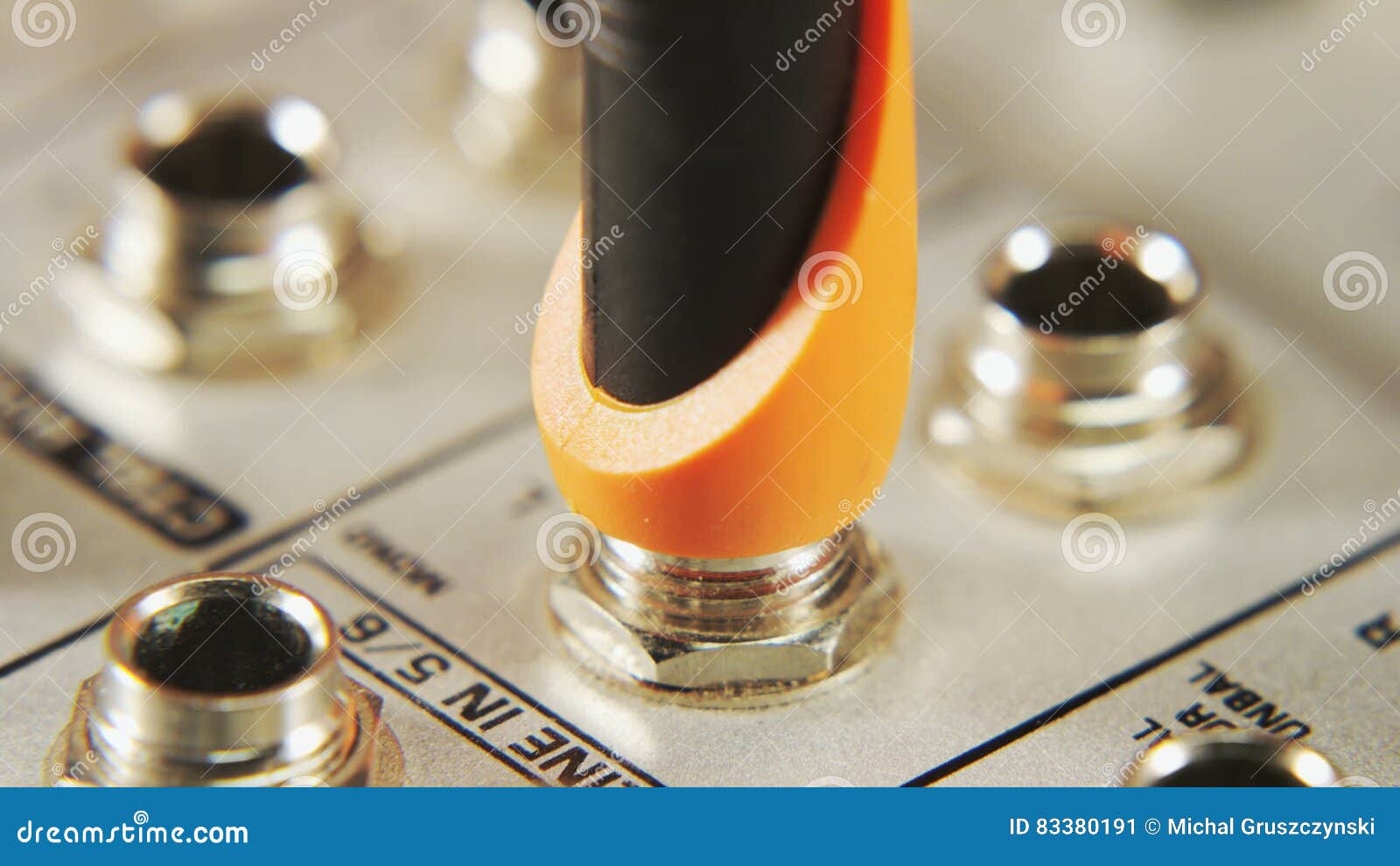 Cable Anaranjado Que Tapa Y Que Desenchufa Almacen De Video - Vídeo de ...