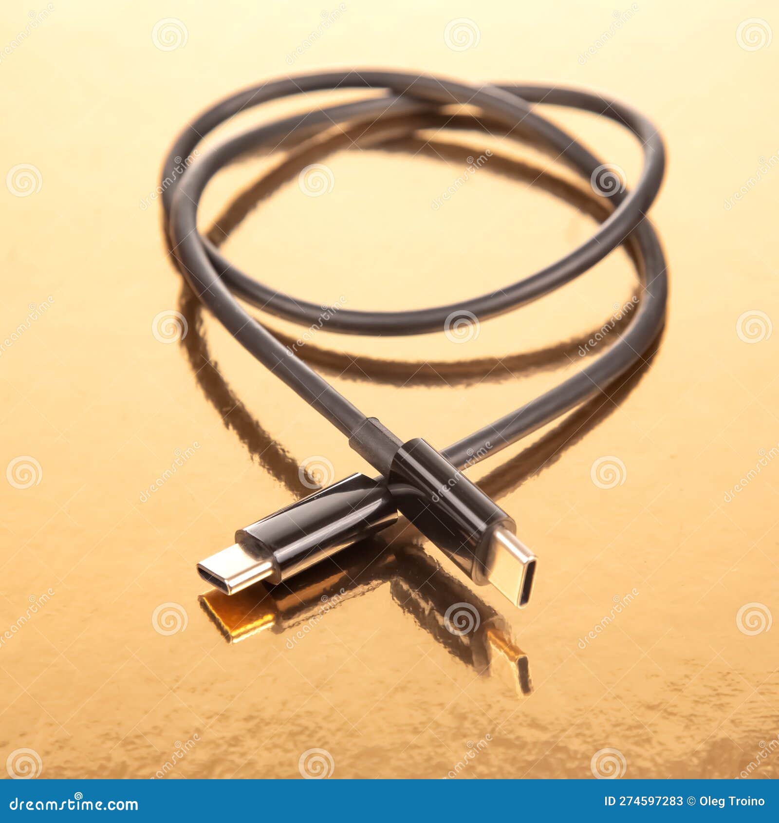 Cable Con Conector De Enchufe Para Gadgets Modernos Imagen de archivo ...