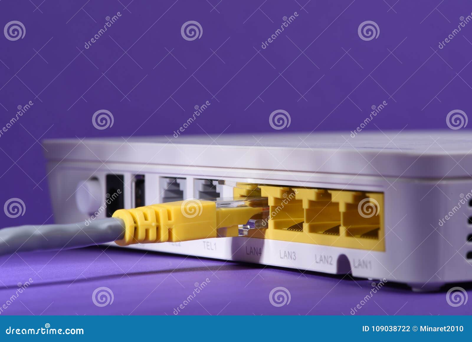 Cable Conectado Con El Router De Internet Foto de archivo - Imagen de ...