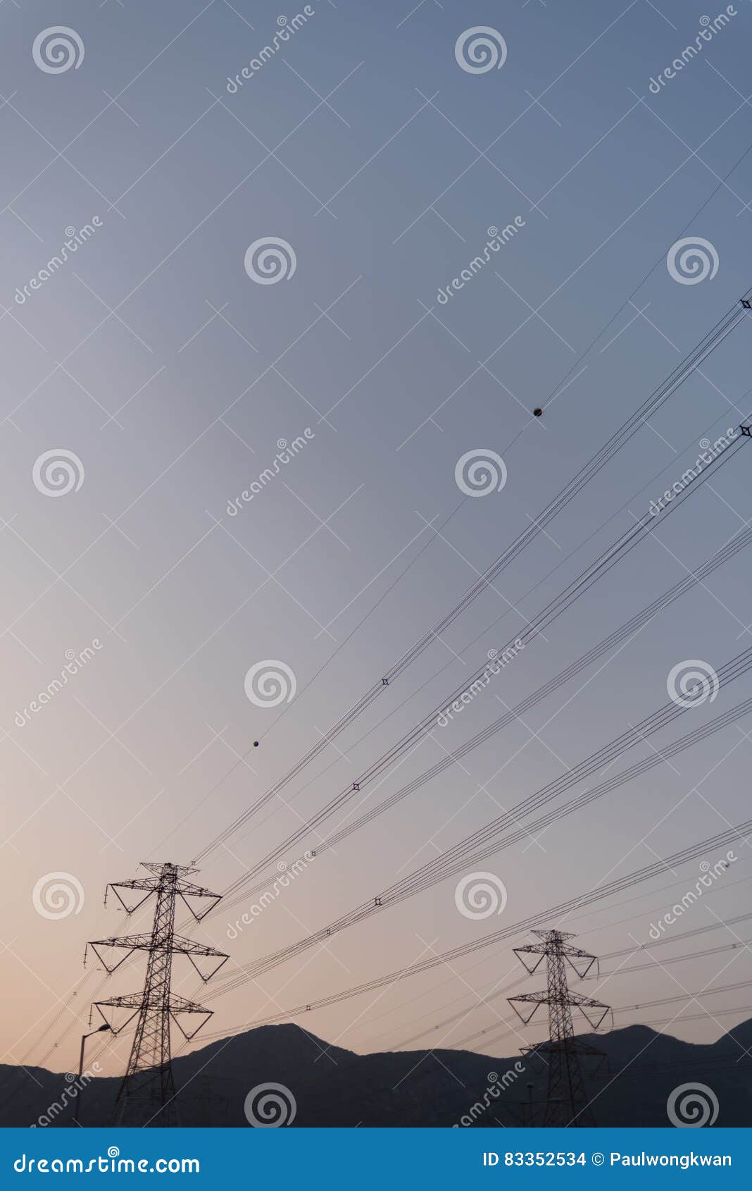 Cable de la torre de poder foto de archivo. Imagen de poderoso - 83352534