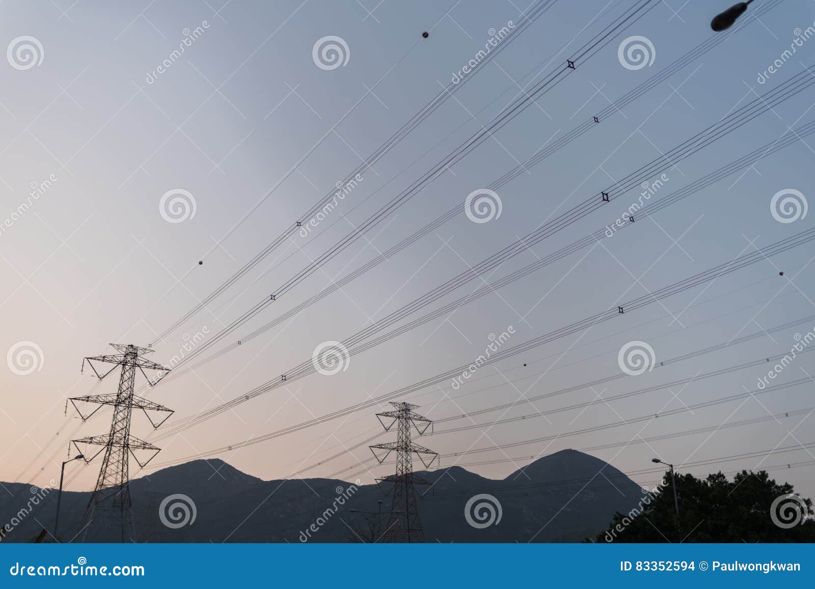 Cable de la torre de poder foto de archivo. Imagen de infraestructura ...