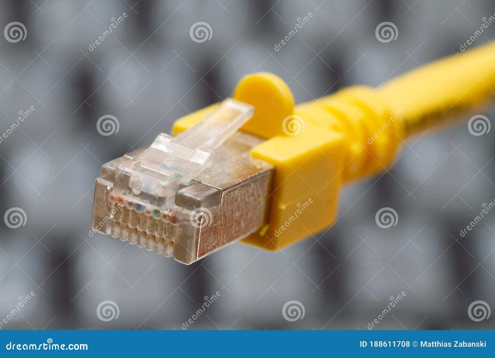 Cable De Red Lan En Amarillo Con Fondo De Teclado Foto de archivo ...