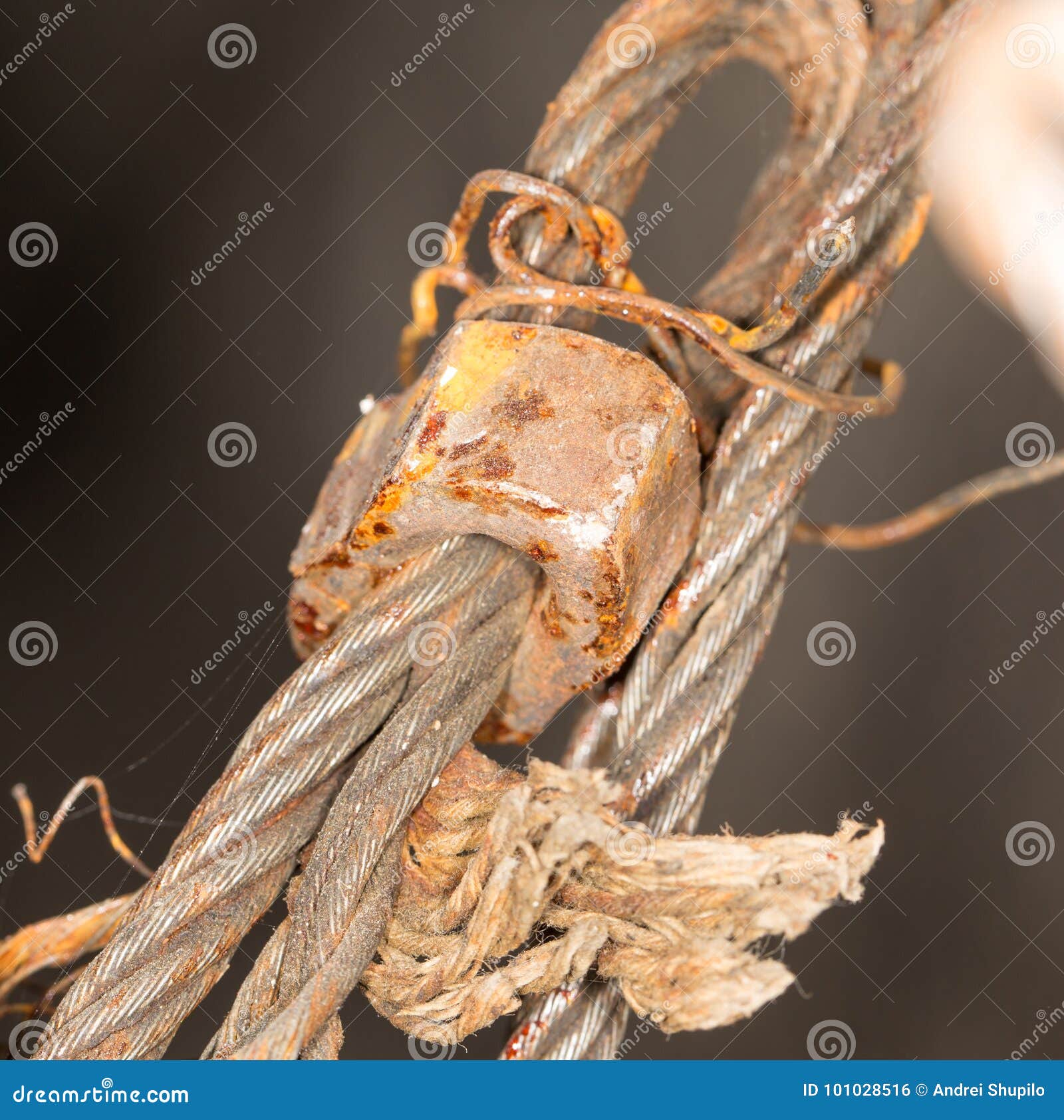 Cable oxidado del metal foto de archivo. Imagen de moho - 101028516