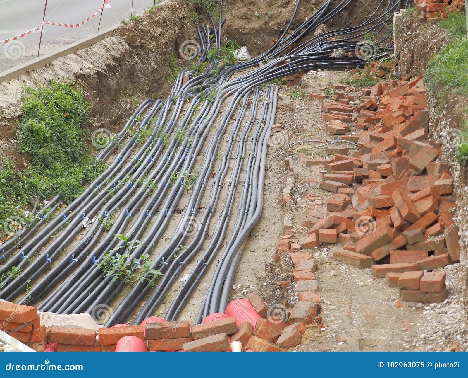 Cable Que Es Puesto En La Ciudad Imagen de archivo - Imagen de canales ...