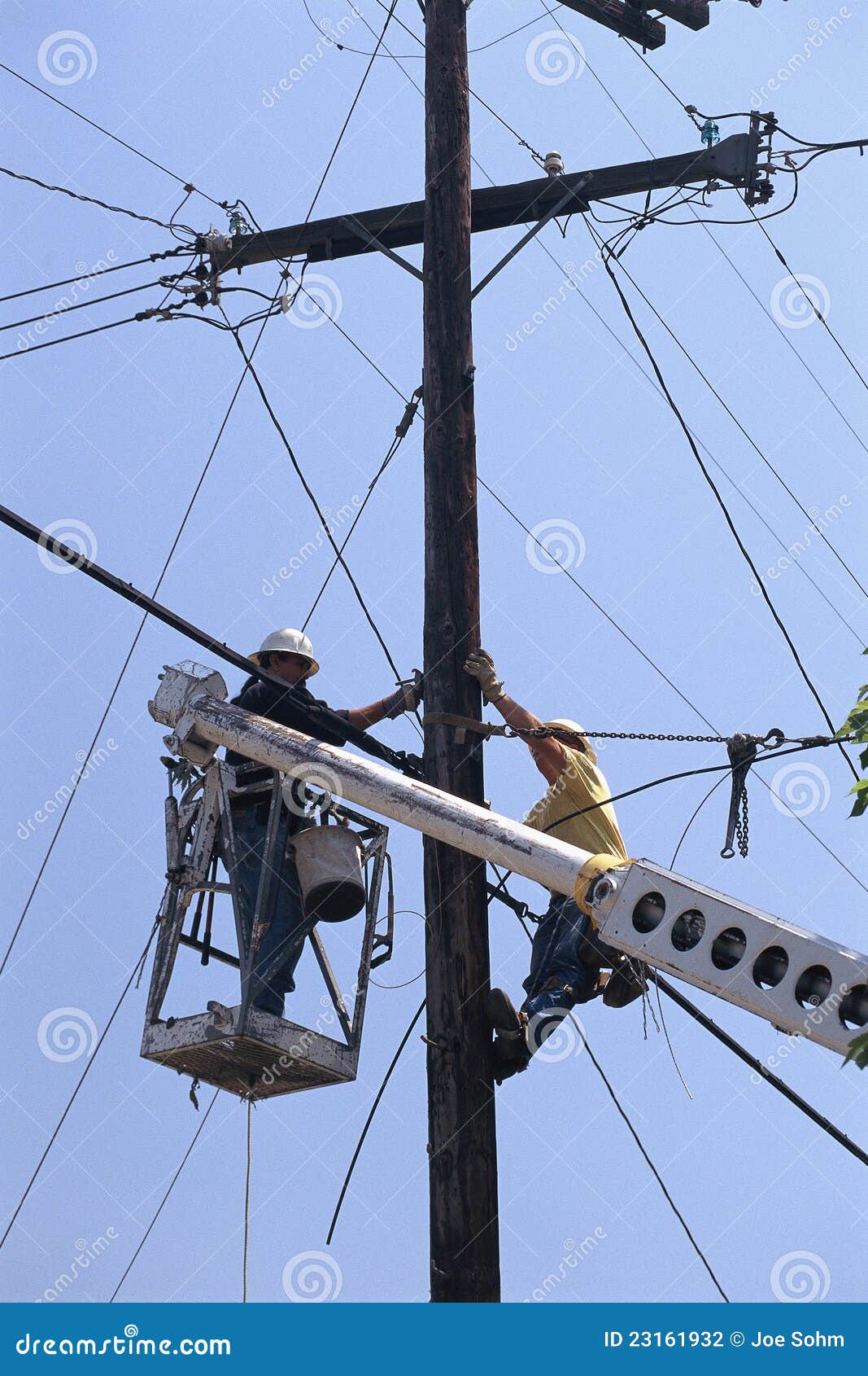 Cable TV Linemen editorial photography. Image of person - 23161932