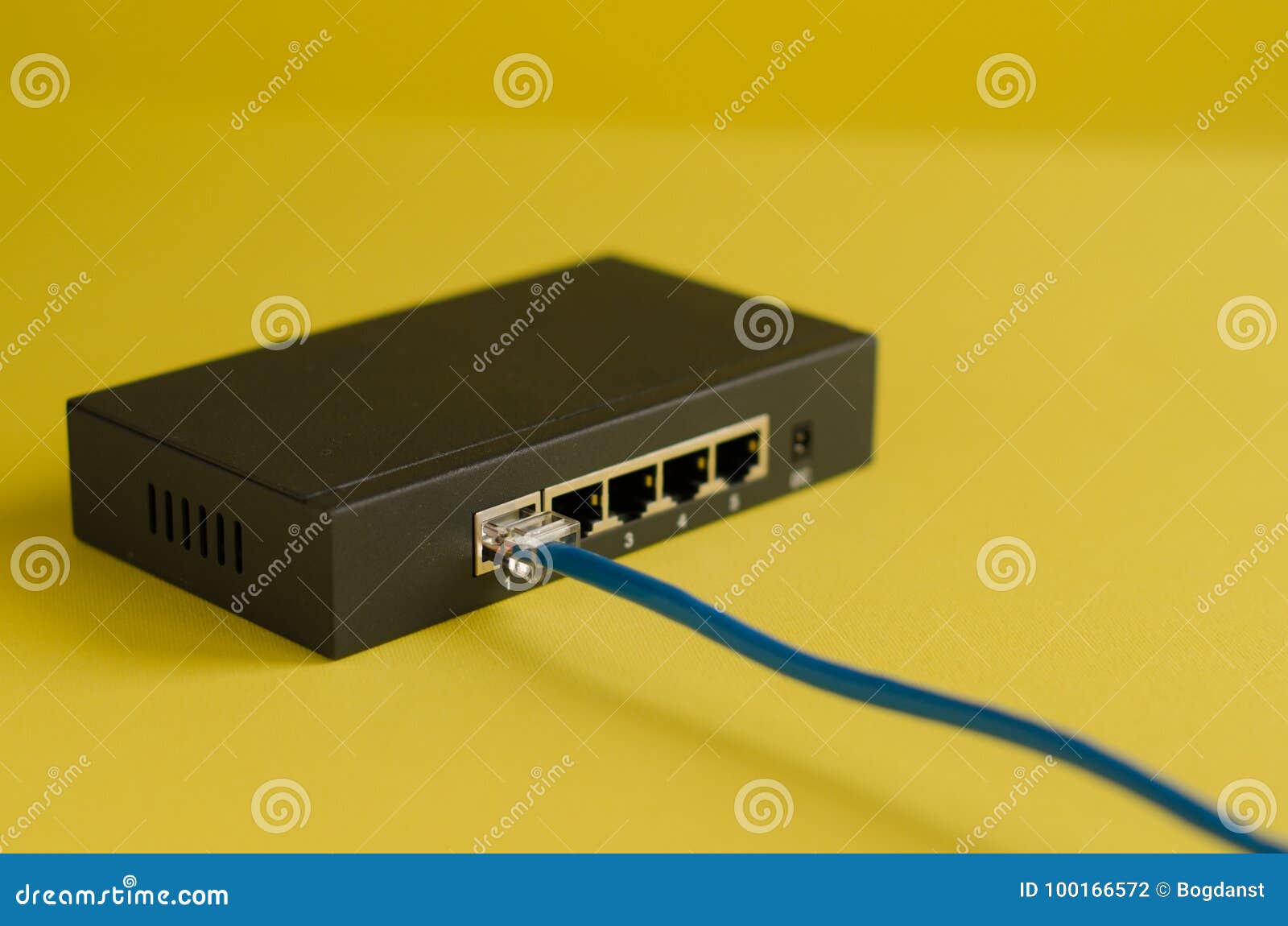 Cable Y Router De Internet, En Colores Vivos Foto de archivo - Imagen ...