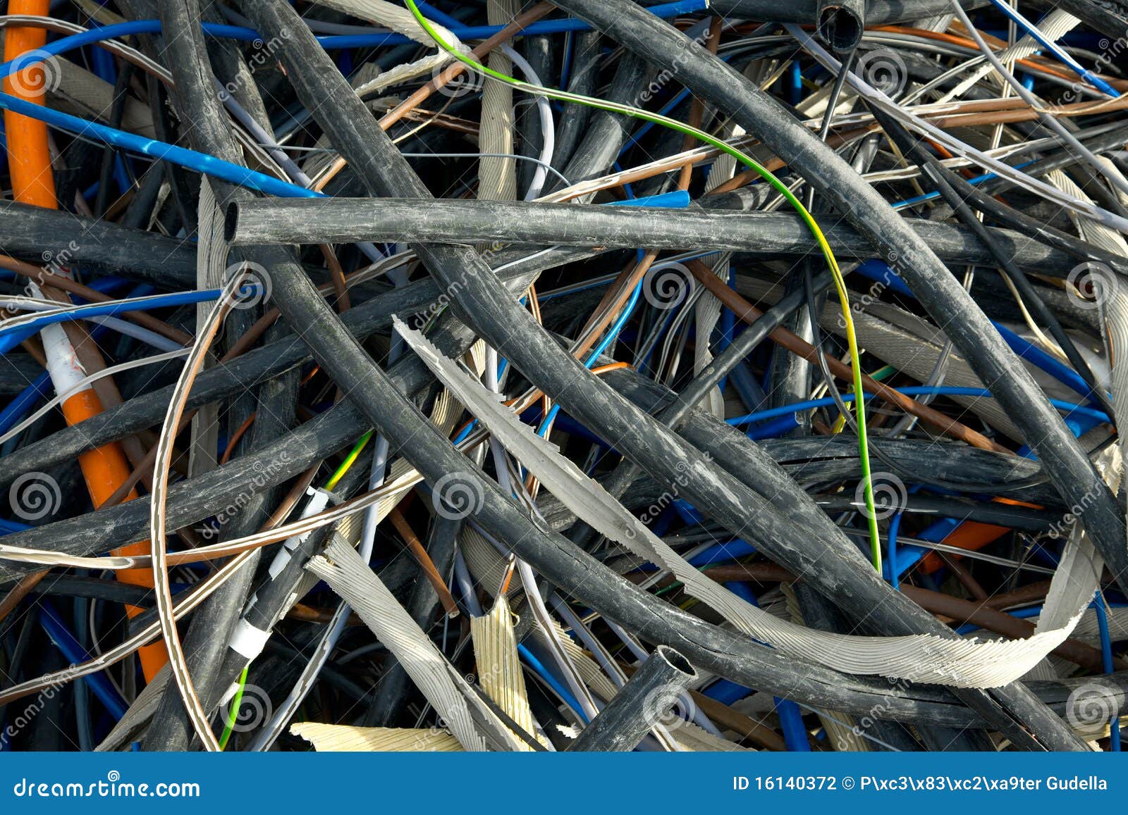 Cables foto de archivo. Imagen de desperdicios, abandono - 16140372
