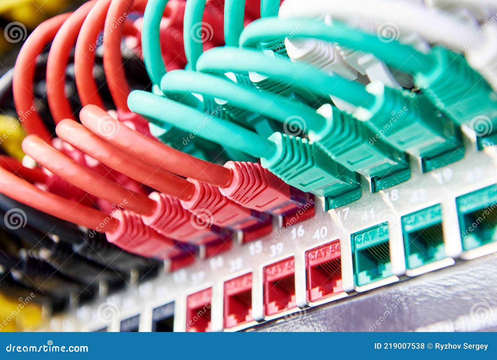 Cables De Red Con Conectores En El Conmutador Foto de archivo - Imagen ...