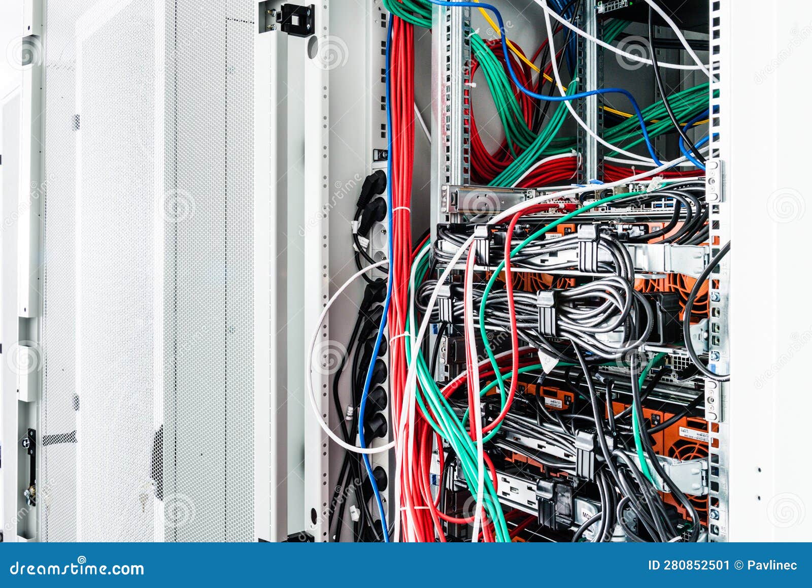 Cables De Red Conectados Al Servidor Dentro Del Centro De Datos Imagen ...