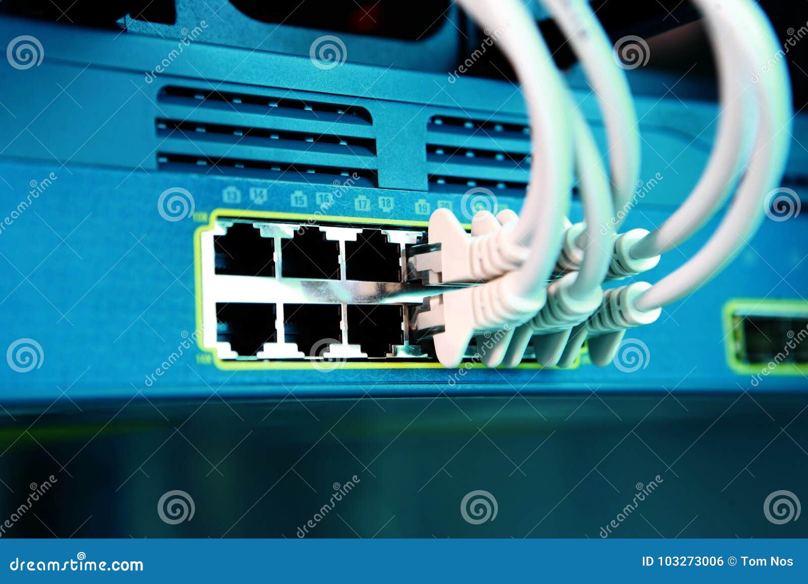 Cables Del Remiendo Del Servidor De Red De Las TIC Foto de archivo ...