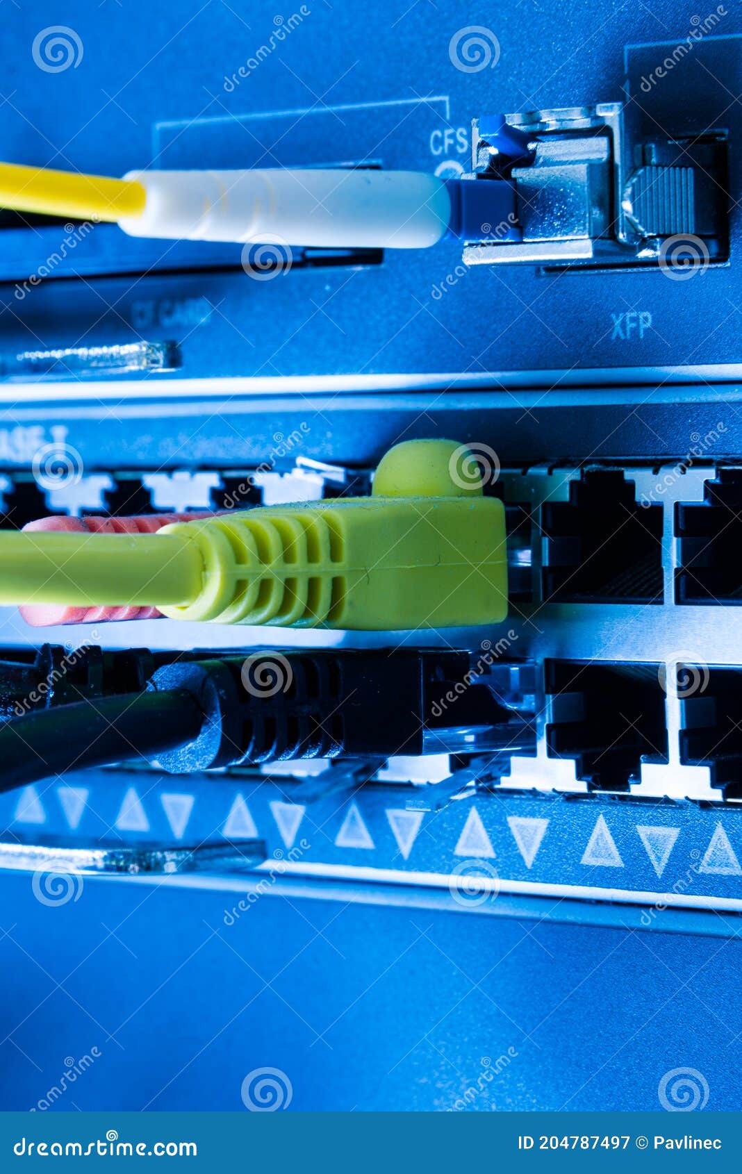 Cables Ethernet Conectados Al Conmutador Imagen de archivo - Imagen de ...