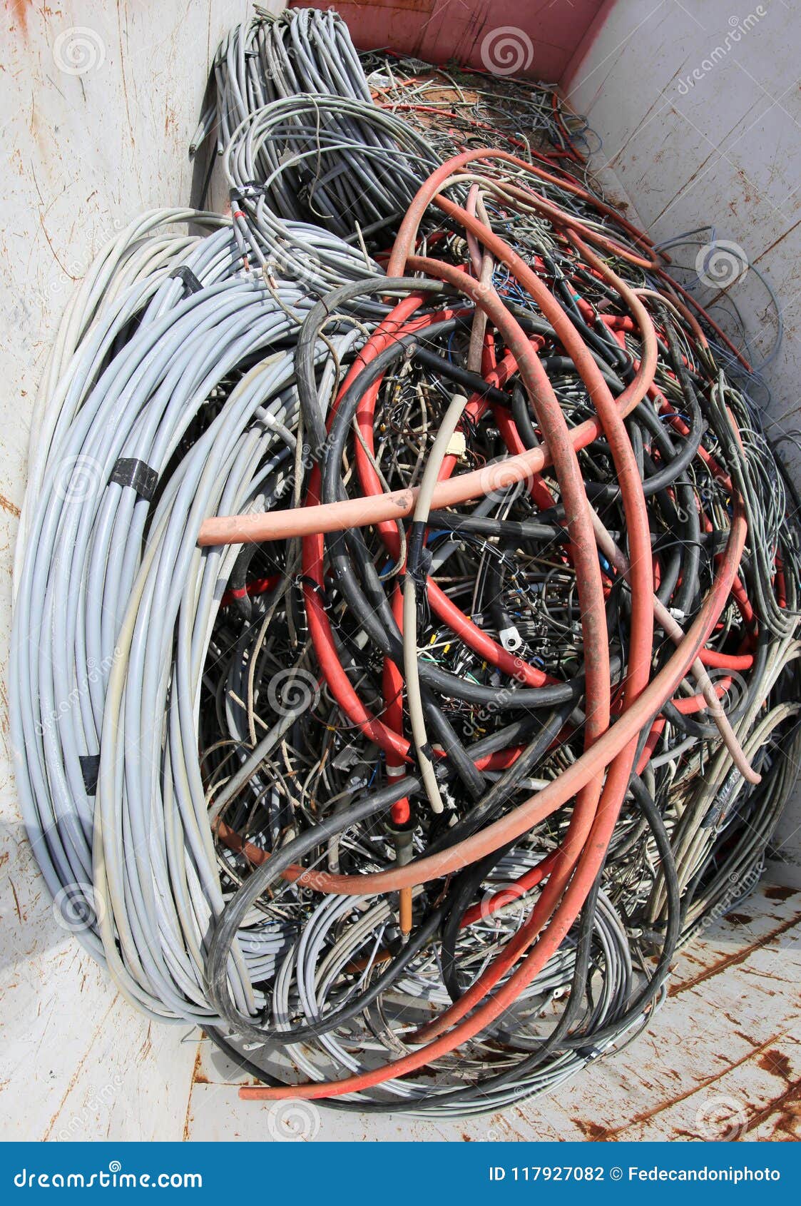 Cables Inutilizables En Un Envase Foto de archivo - Imagen de ...