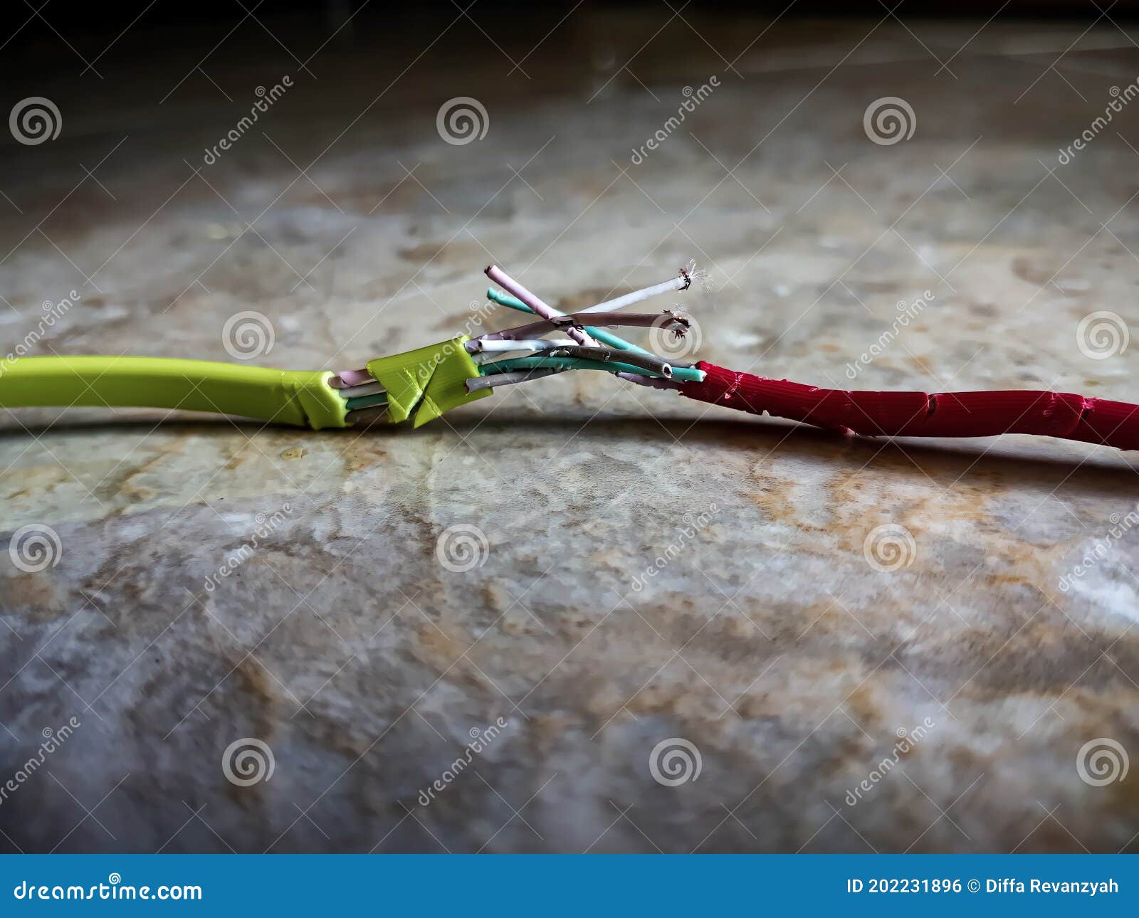 Cables Rotos Que No Se Usan En Casa Foto de archivo - Imagen de ...
