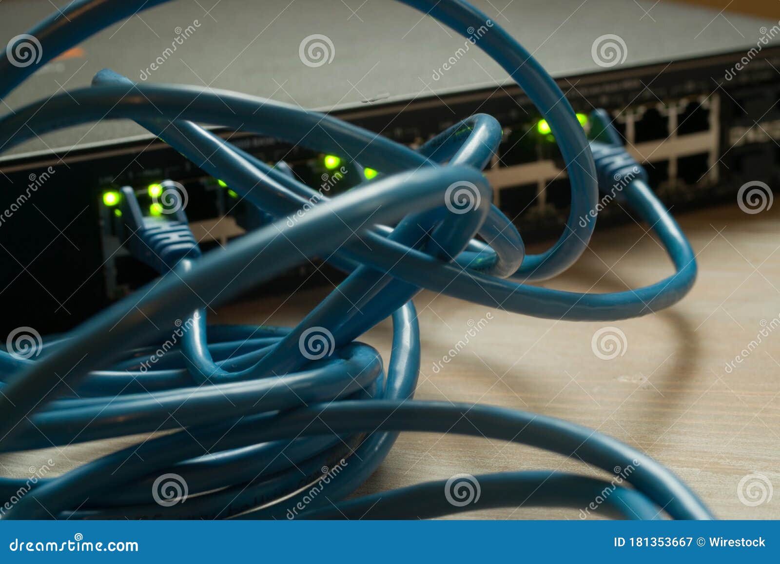 Cables Usb Azules Conectados Al Equipo Imagen de archivo - Imagen de ...