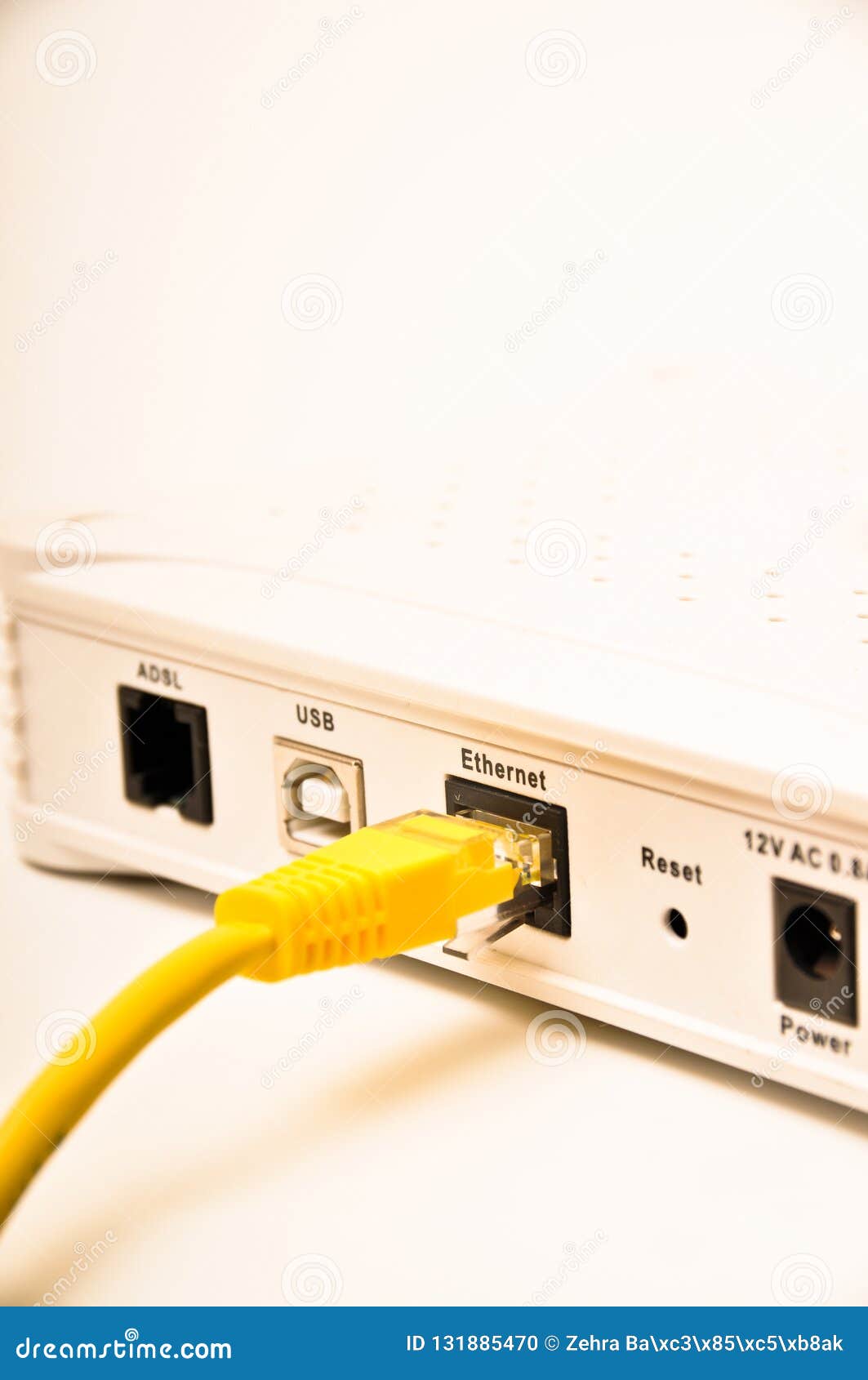 Cabo Amarelo Cad5 Da Rede E Modem Foto de Stock - Imagem de broadband ...