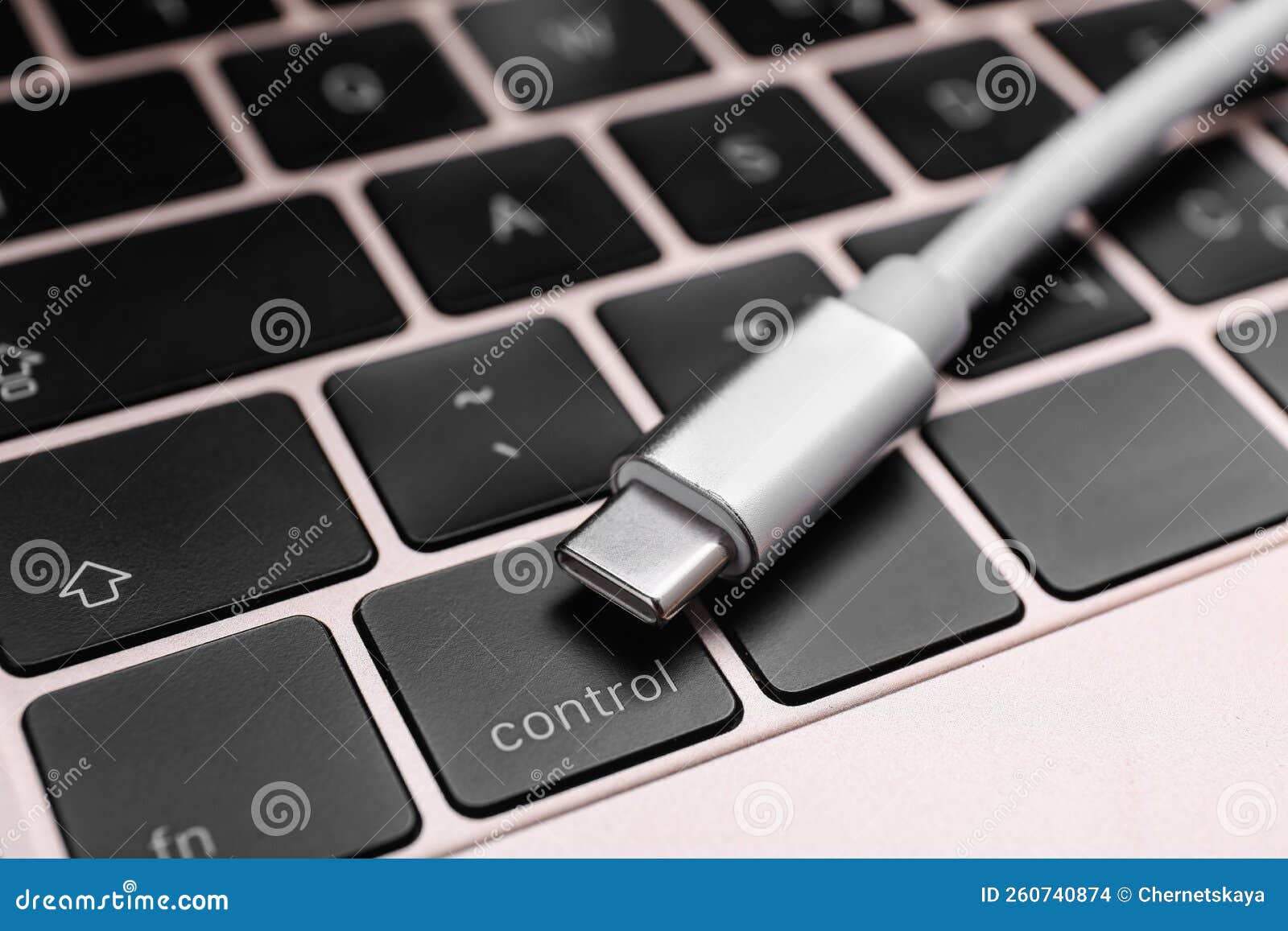 Cabo Usb Com Conector Do Tipo C Na Tela Do Teclado Do Laptop Foto de ...