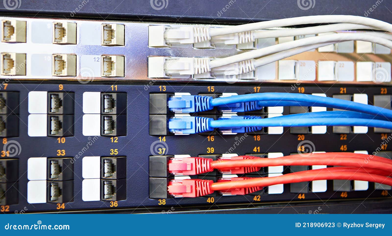 Cabos De Rede Com Conectores No Switch Imagem de Stock - Imagem de ...