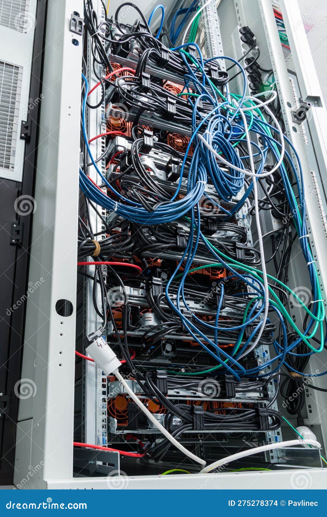 Cabos De Rede Conectados Ao Servidor Dentro Do Data Center Foto de ...