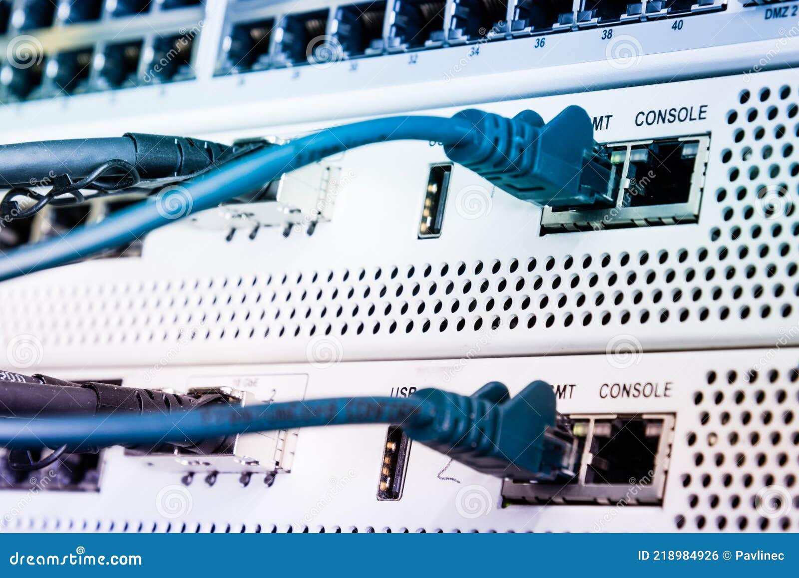 Cabos Ethernet Conectados Ao Switch Do Servidor Foto de Stock - Imagem ...