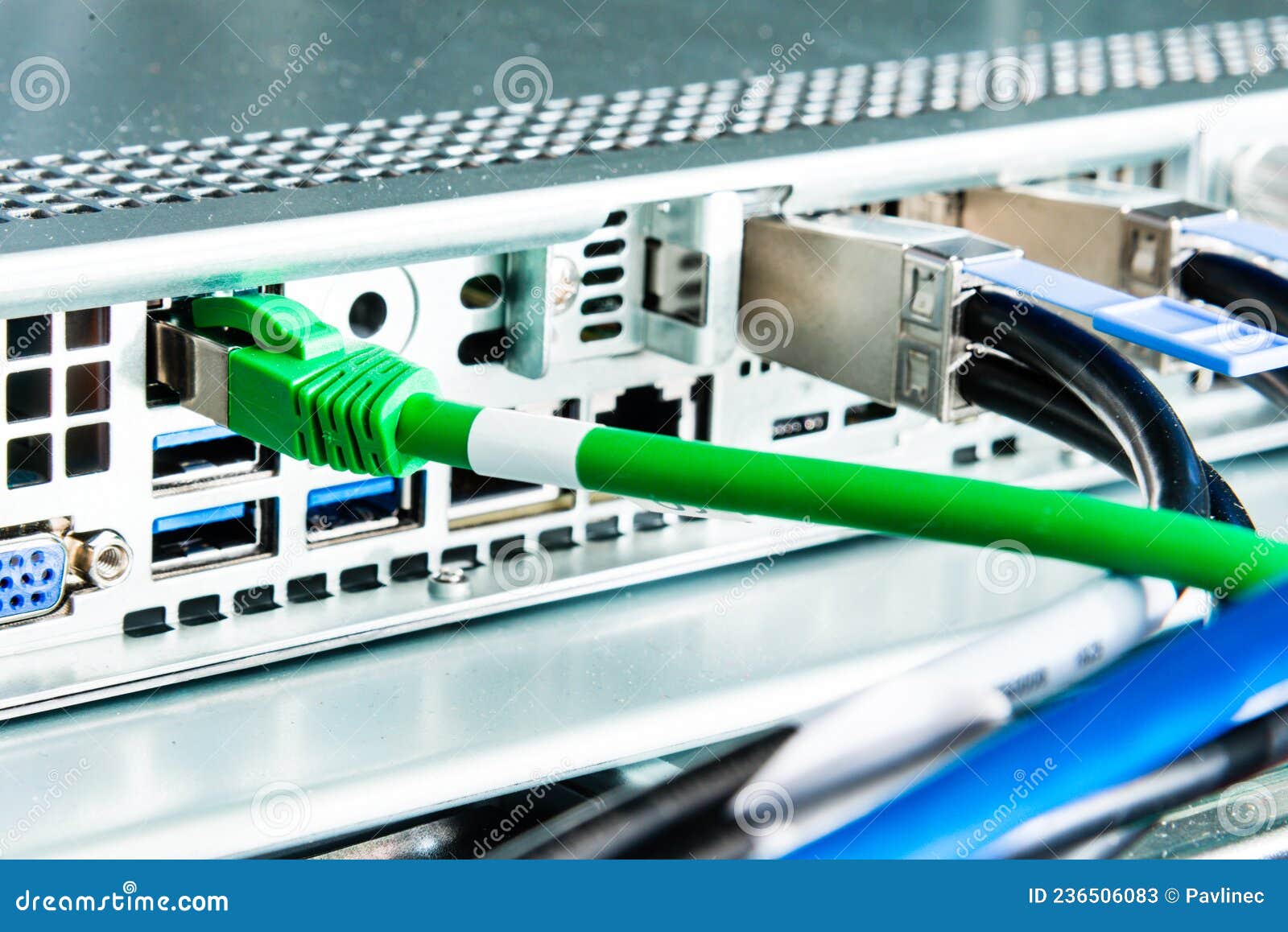 Cabos Ethernet Conectados Ao Switch Do Servidor Imagem de Stock ...