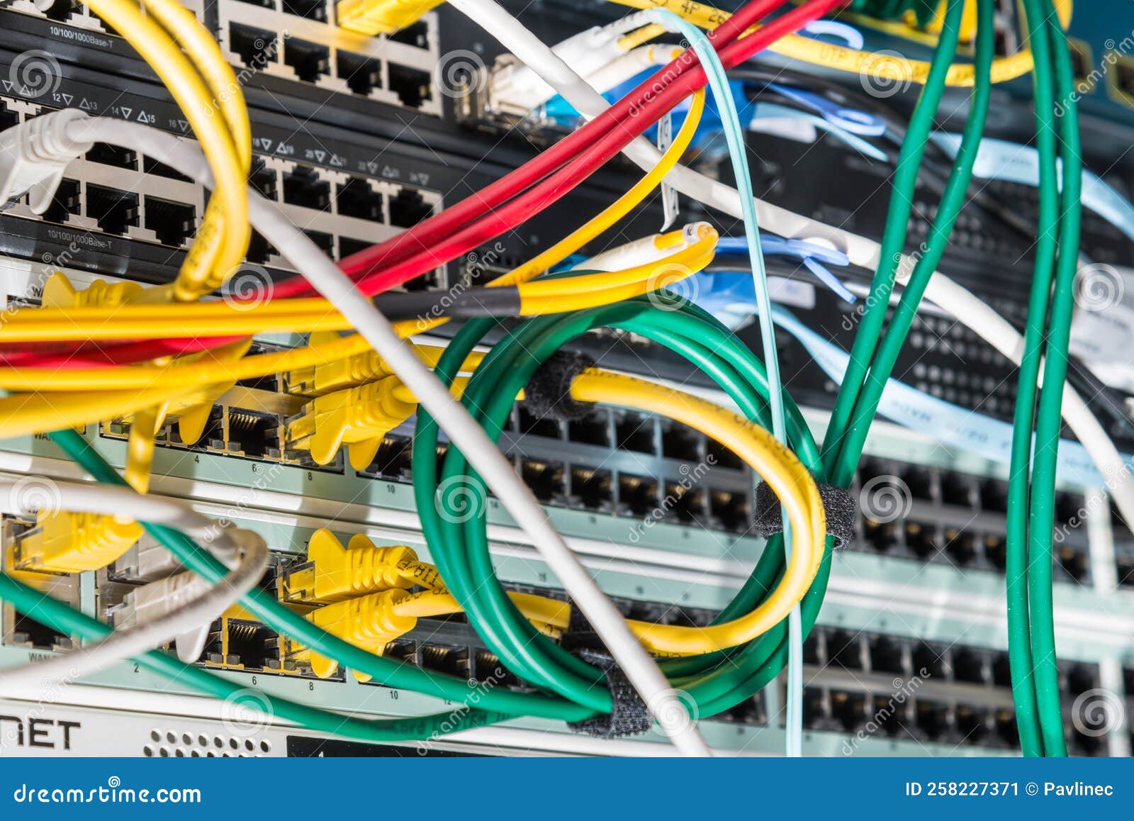 Cabos Ethernet Conectados Ao Switch Do Servidor Imagem de Stock ...