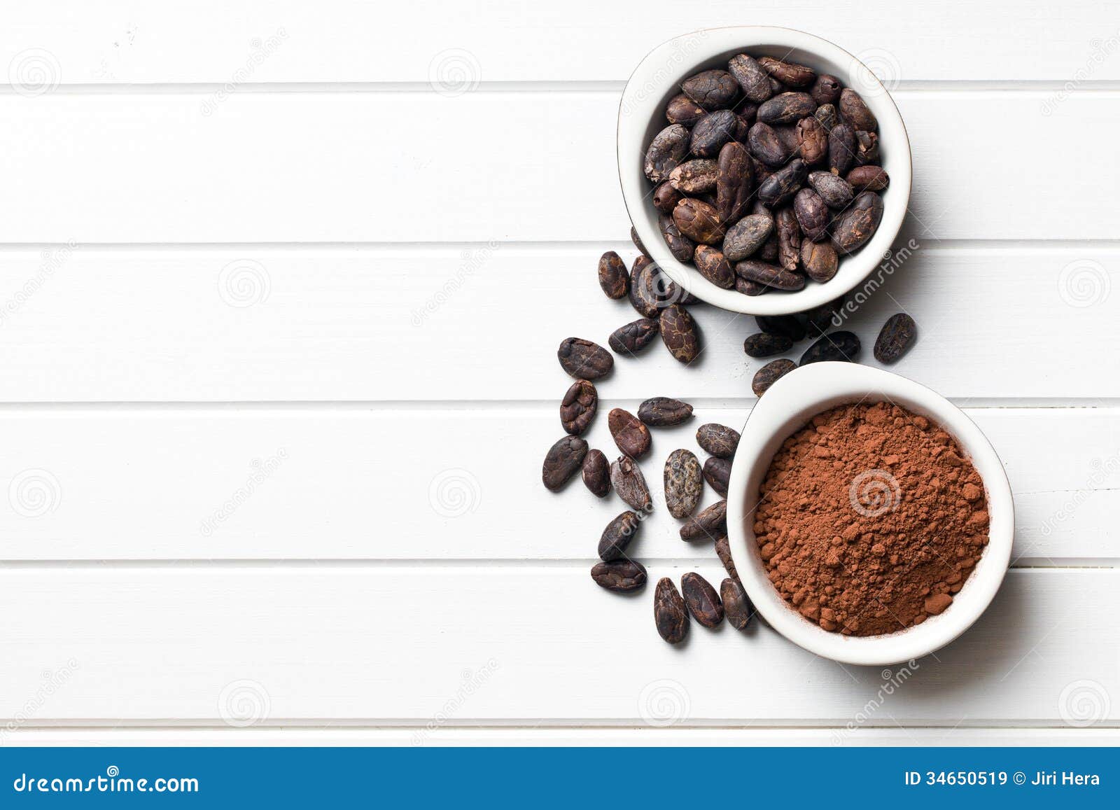 Cacaobonen En Cacaopoeder in Kommen Stock Afbeelding - Image of ...