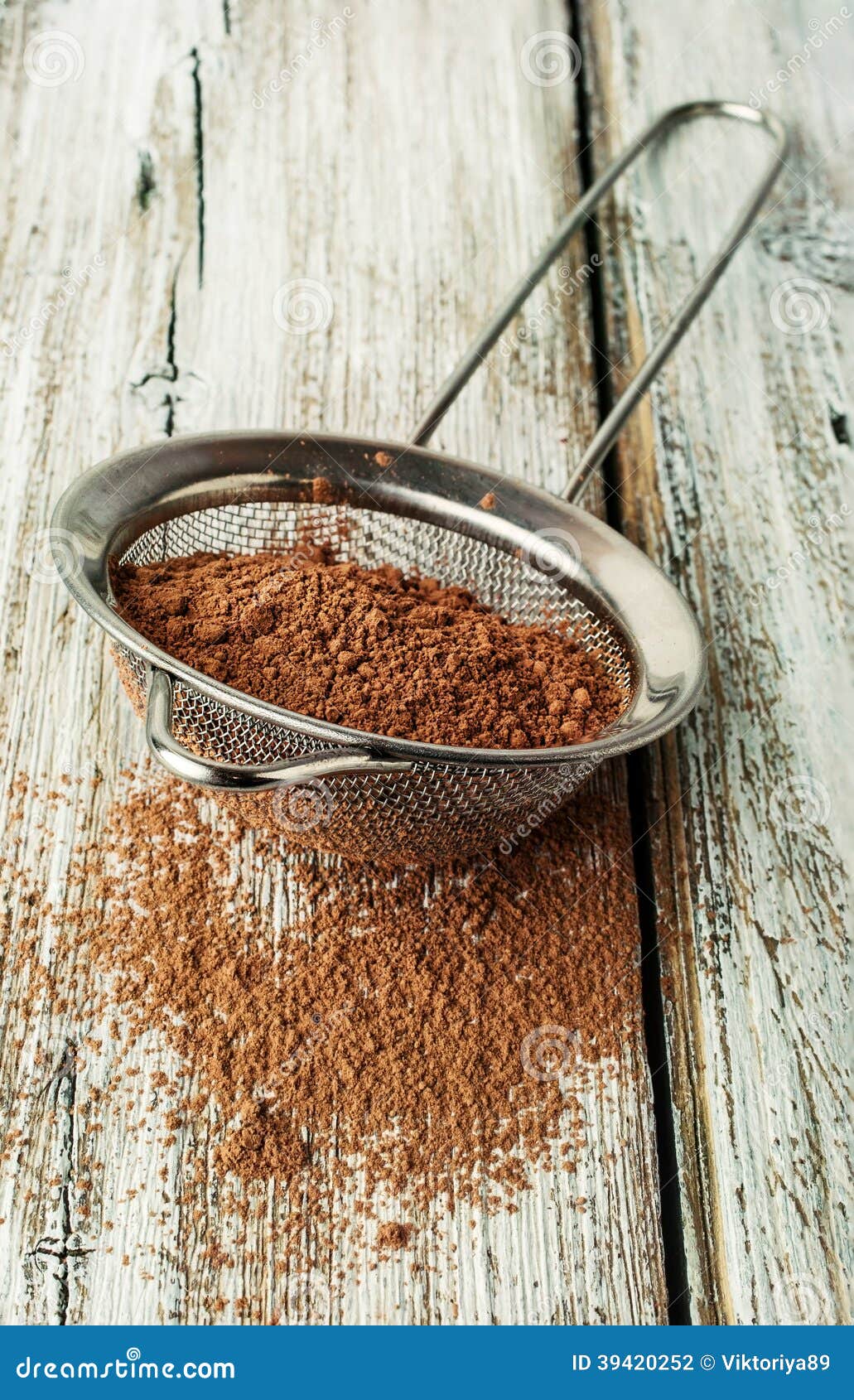 Cacaopoeder in een zeef stock foto. Image of onmiddellijk - 39420252