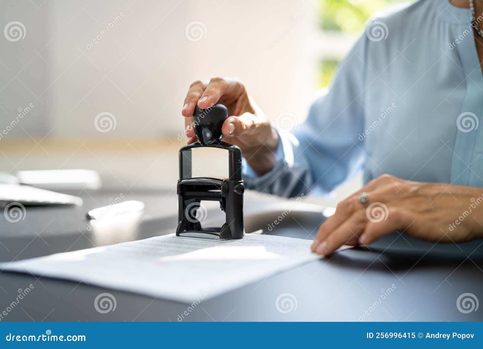 Cachet Du Document De Contrat Du Notaire Public Image stock - Image du ...