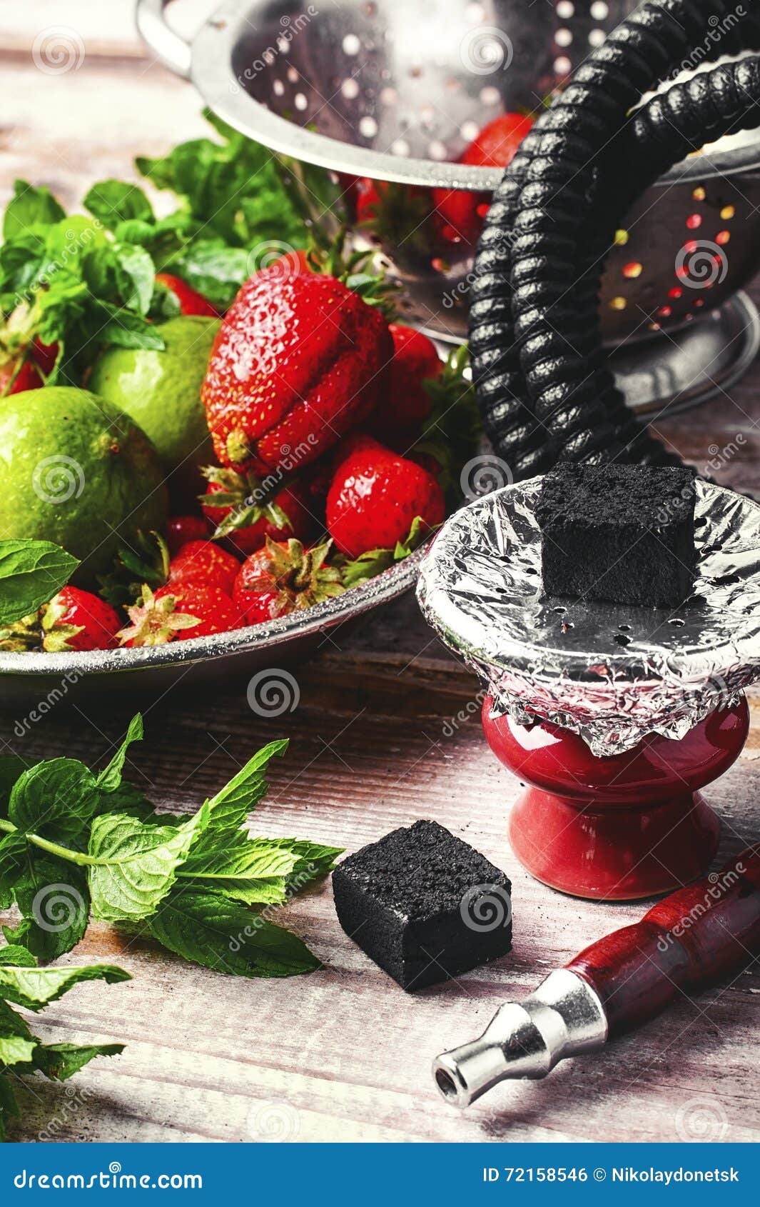 Cachimba Con El Tabaco De La Fresa Foto de archivo - Imagen de menta ...