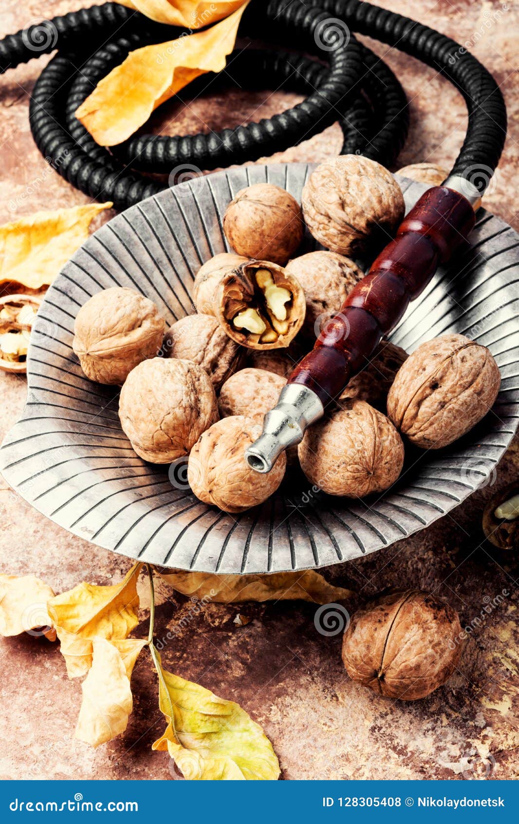 Cachimba Del Humo Con La Nuez Del Aroma Foto de archivo - Imagen de ...