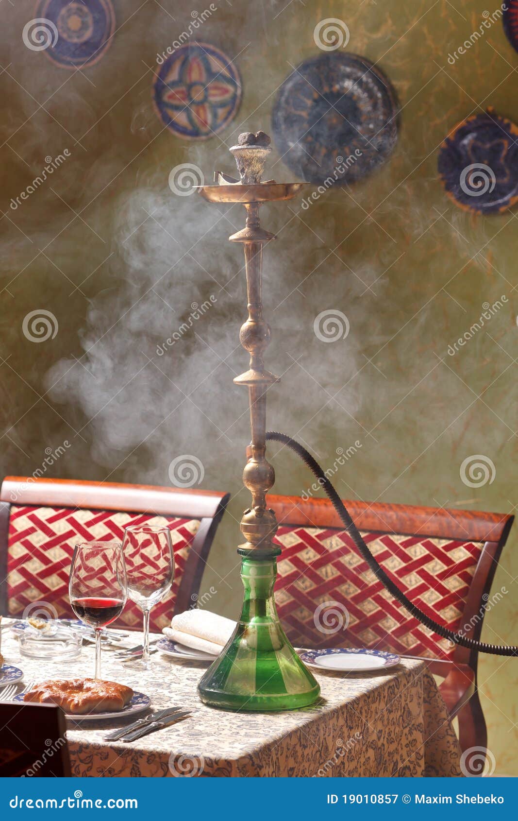 Cachimba en el restaurante imagen de archivo. Imagen de inhalar - 19010857