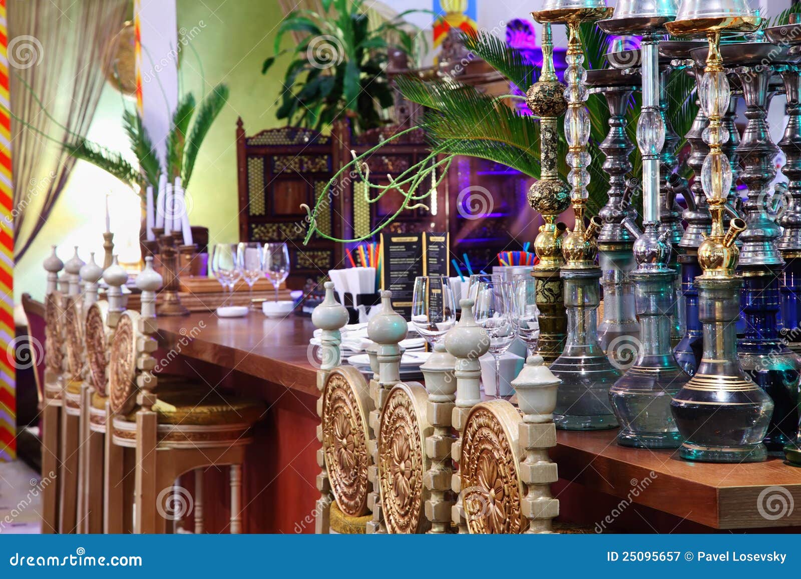 Cachimbas En Restaurante De Lujo Del Este Imagen de archivo - Imagen de ...