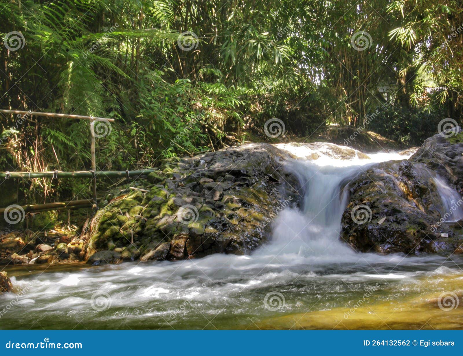 Cachoeira Mini Em Subang West Java Foto de Stock - Imagem de floresta ...