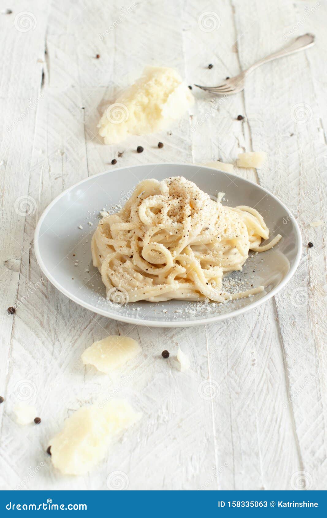 Cacio E Pepe, Formaggio Italiano E Pasta Di Pepe Immagine Stock ...