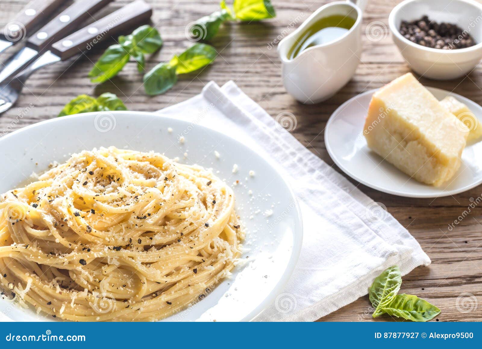Cacio E Pepe - Spaghetti with Cheese and Pepper Stock Image - Image of ...