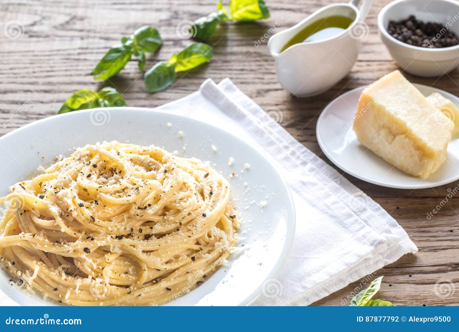 Cacio E Pepe - Spaghetti Con Formaggio E Pepe Fotografia Stock ...