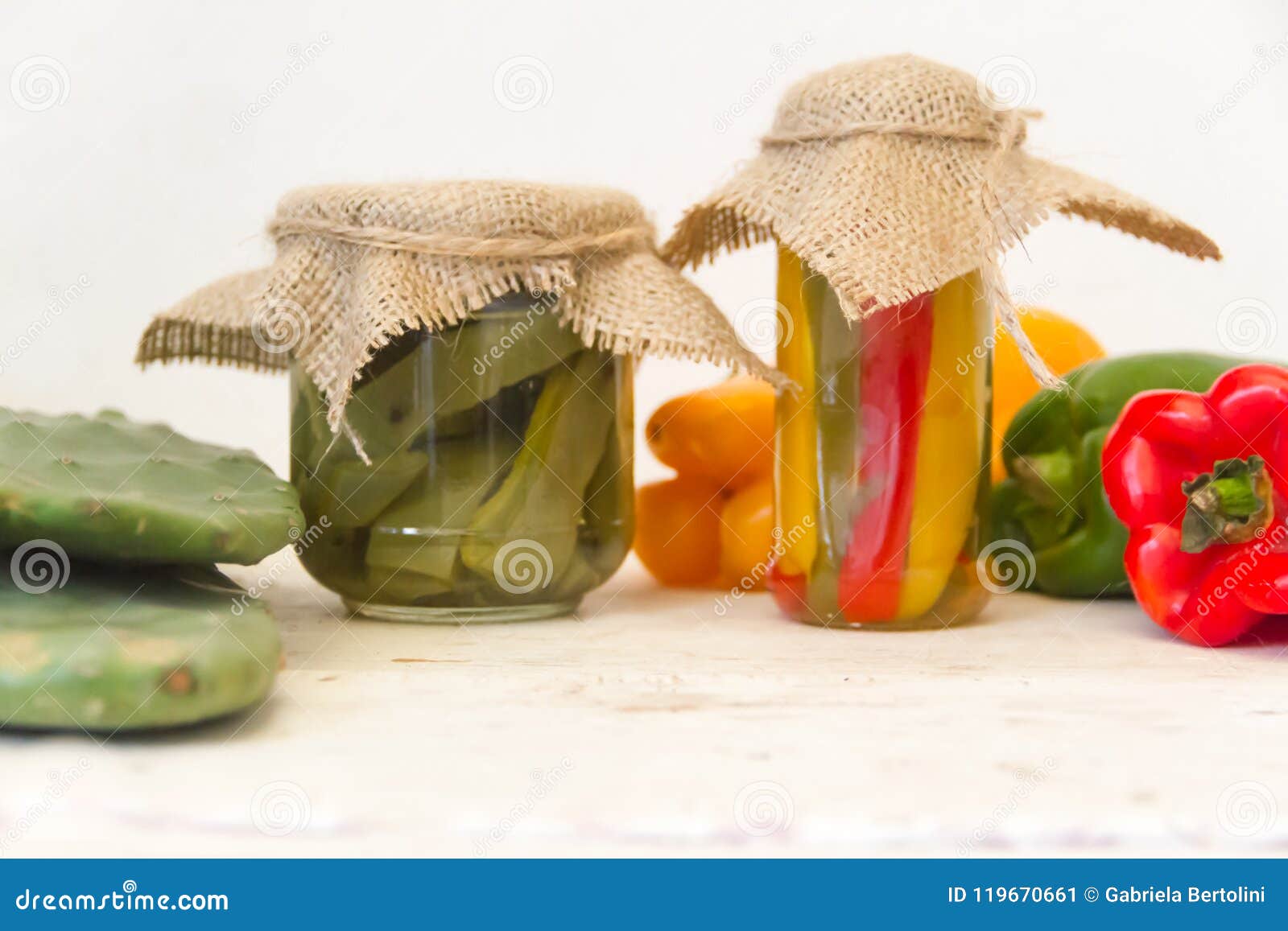 Cactus En Ingelegde Peper in Azijn En Zout Stock Afbeelding - Image of ...